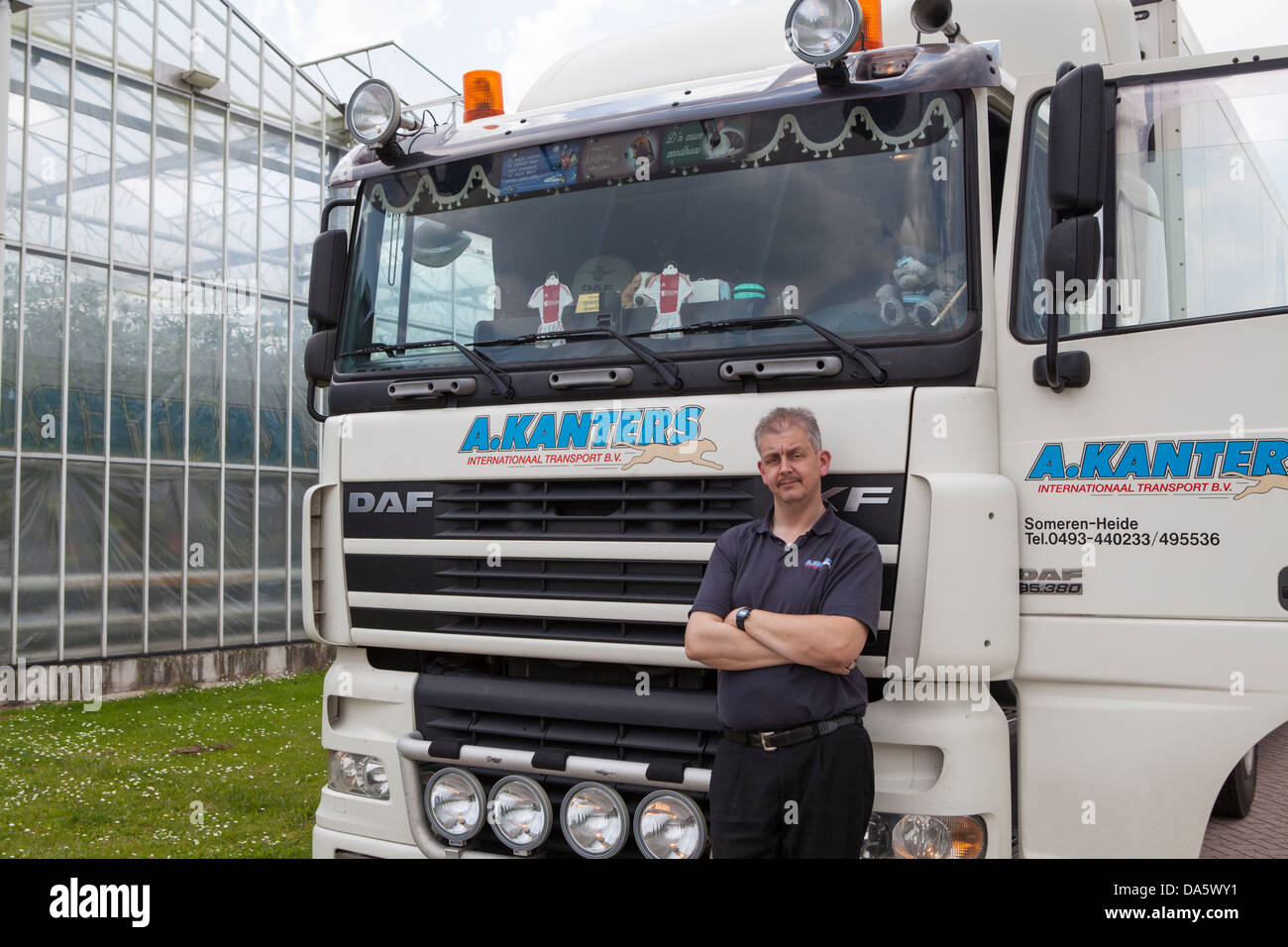 Conducteur en avant de son camion DAF XF dans un domaine de l ...