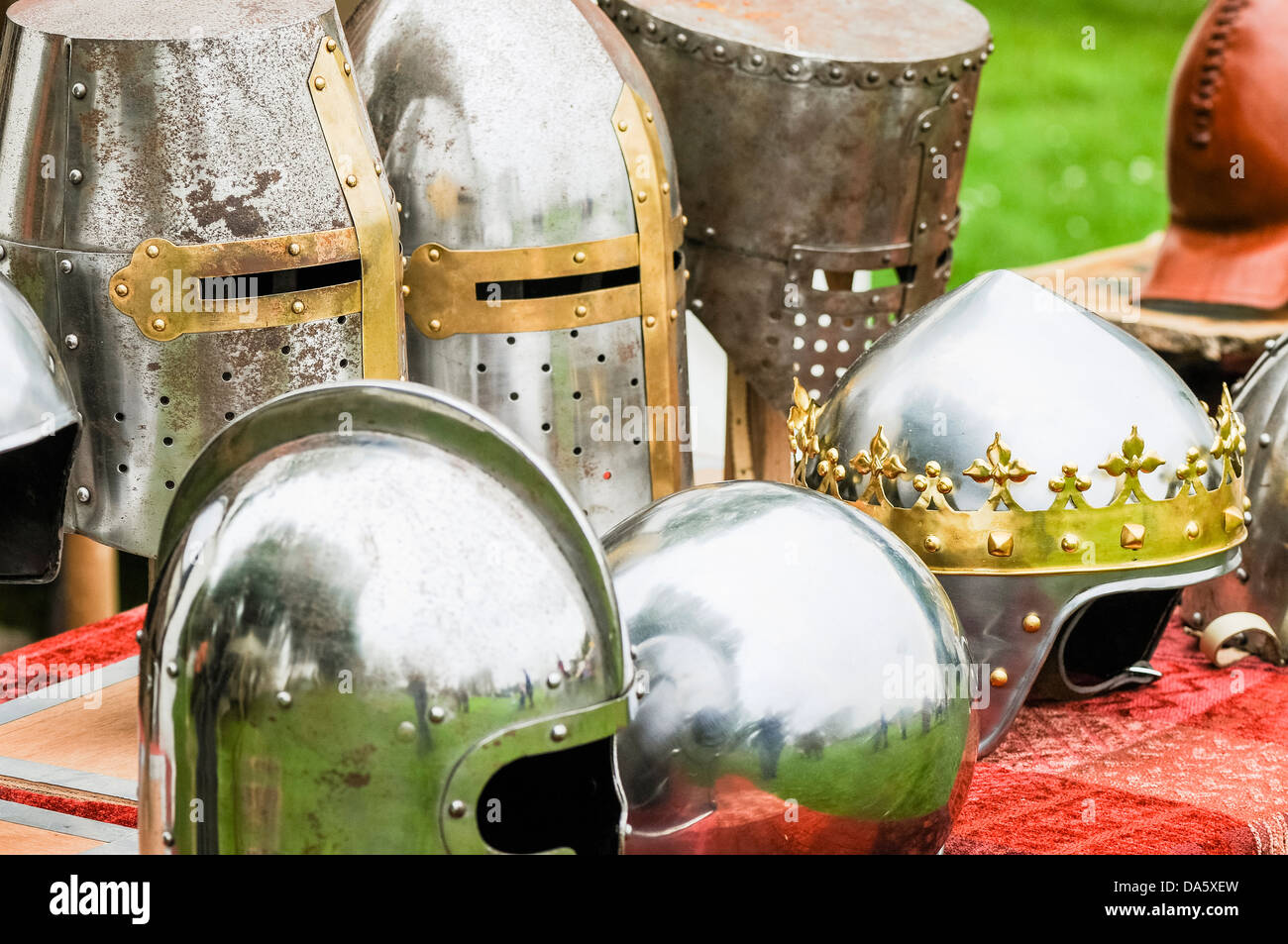Medieval armor helmets Banque de photographies et d’images à haute ...