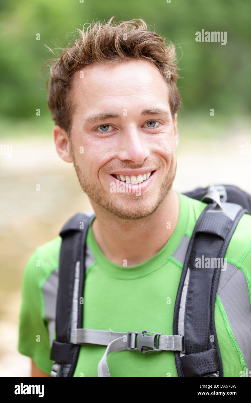Portrait d'homme randonneur en plein air randonnée sportive guy smiling ...