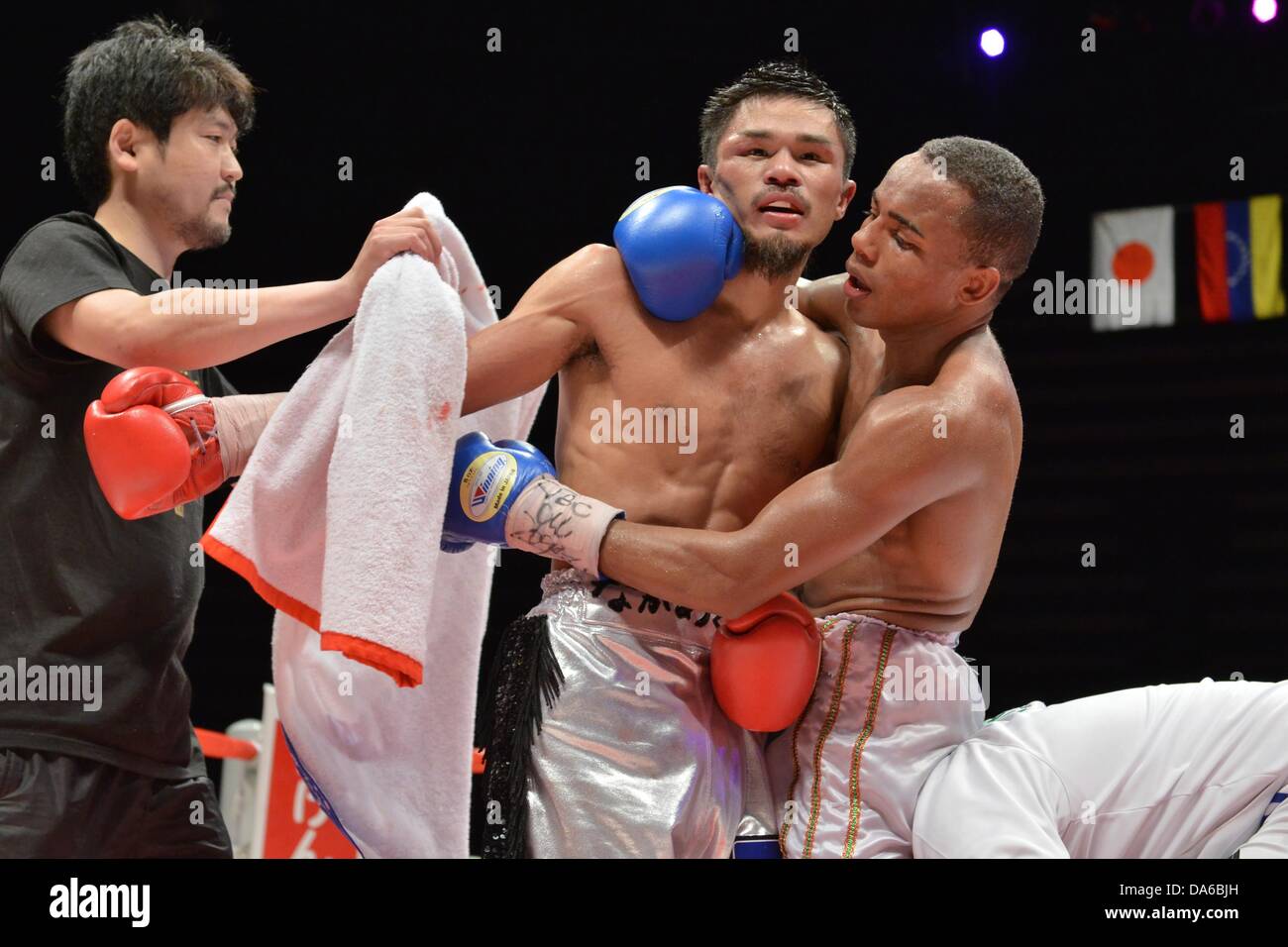 (L-R) Takahashi Tomoaki, Kohei KONO (JPN), Liborio Solis (VEN), 6 mai 2013 - Boxe : Liborio ...