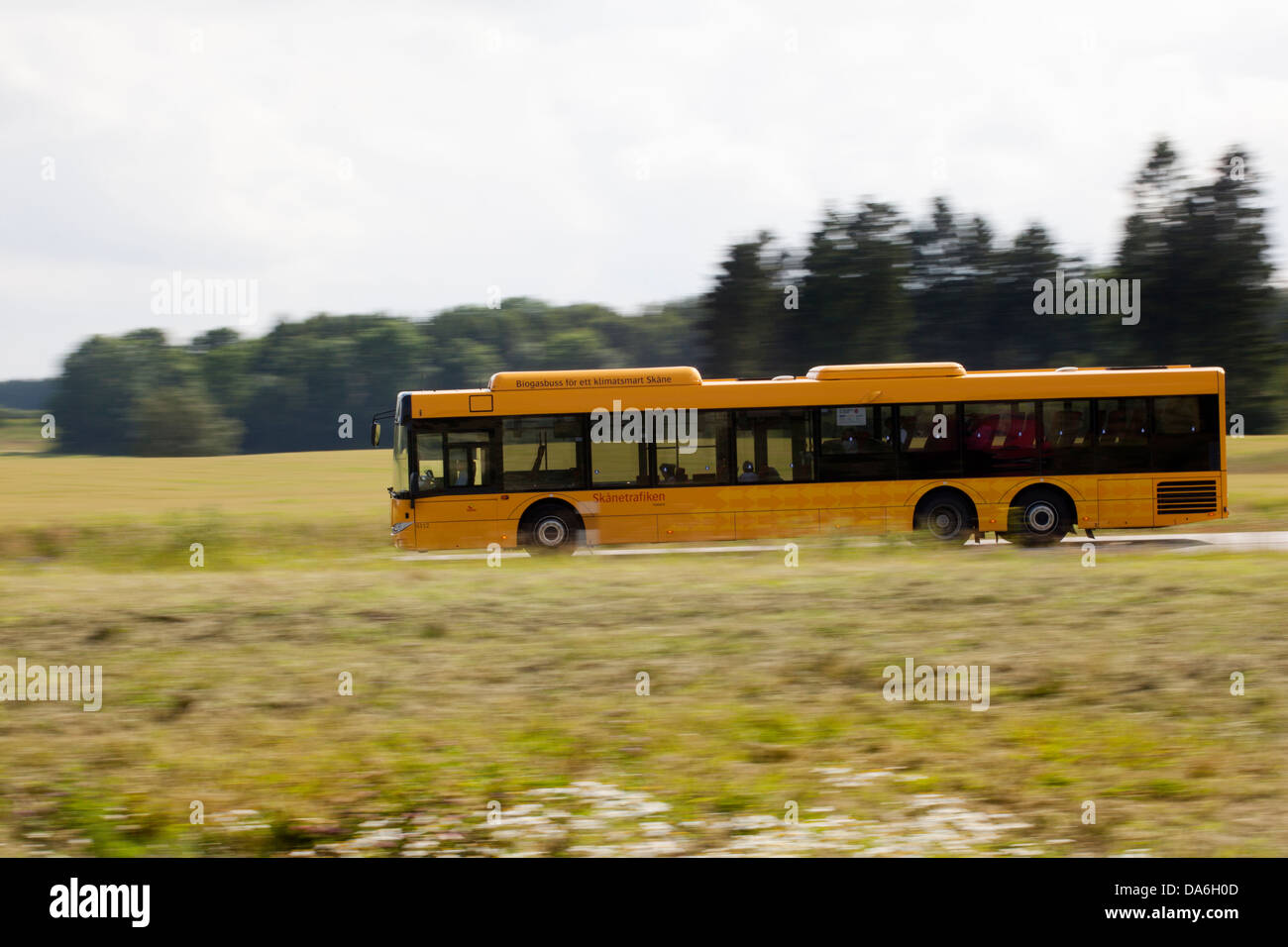 Bus sur route rurale Banque de photographies et d’images à haute ...