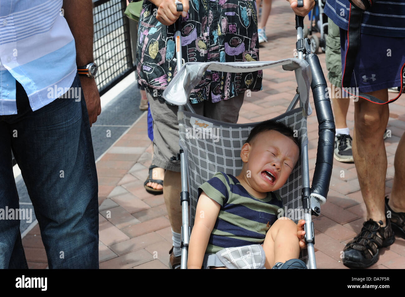 Enfant qui pleure Banque de photographies et d’images à haute ...