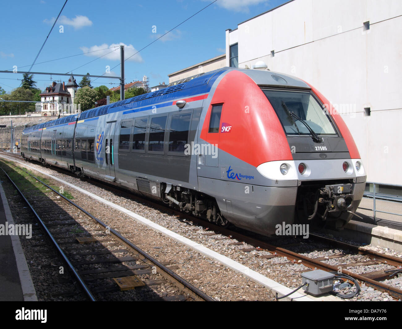 La SNCF 27505, locomotive électrique construite par Bombardier, est vue à la gare de Dijon en ...