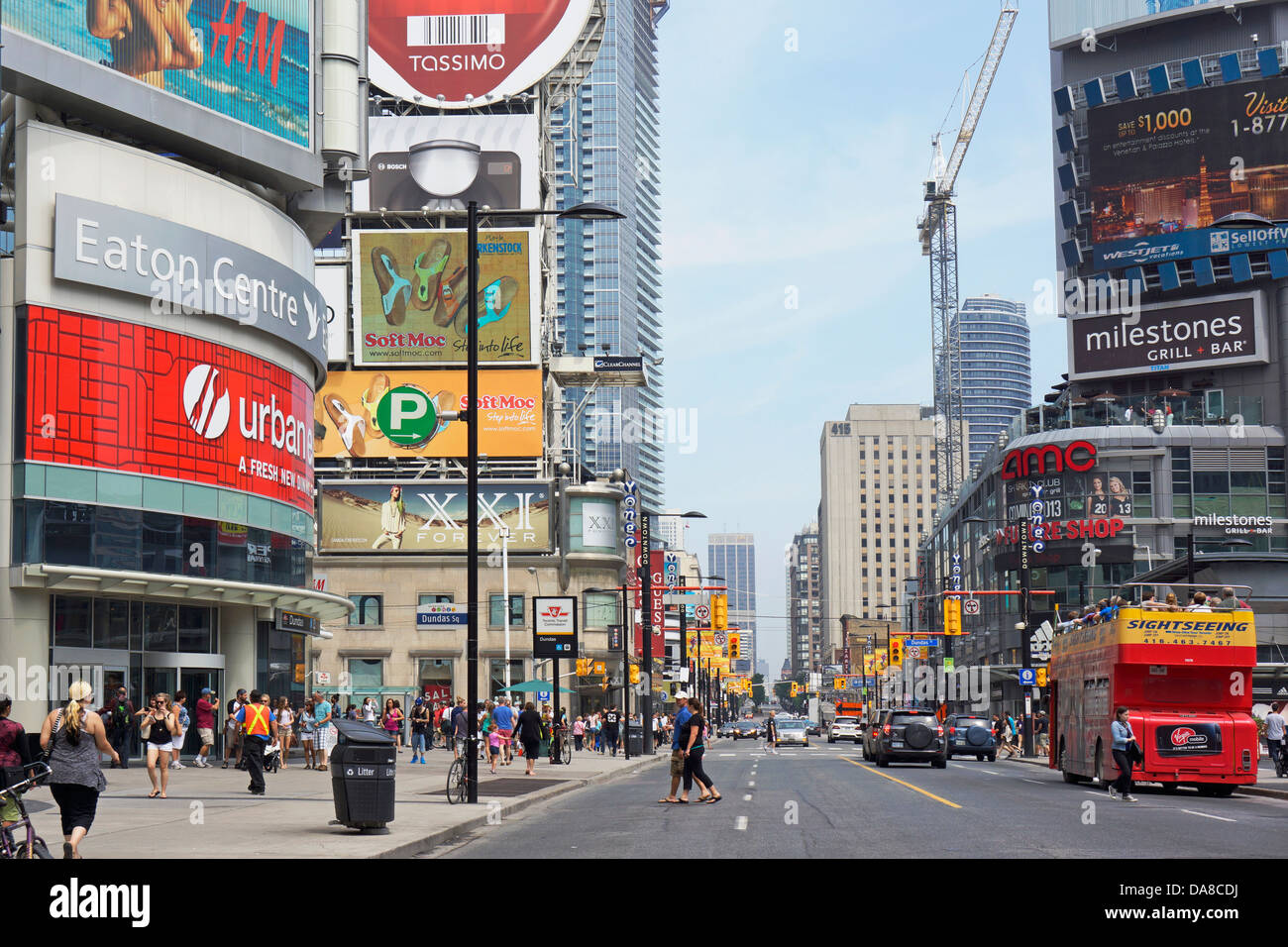 Toronto eaton centre rue yonge Banque de photographies et d’images à ...