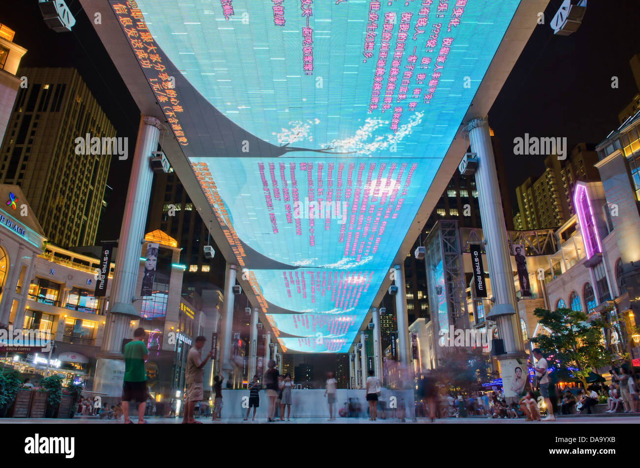 Vue sur le plus grand écran LED du genre au monde, s'étendant sur 250m ...