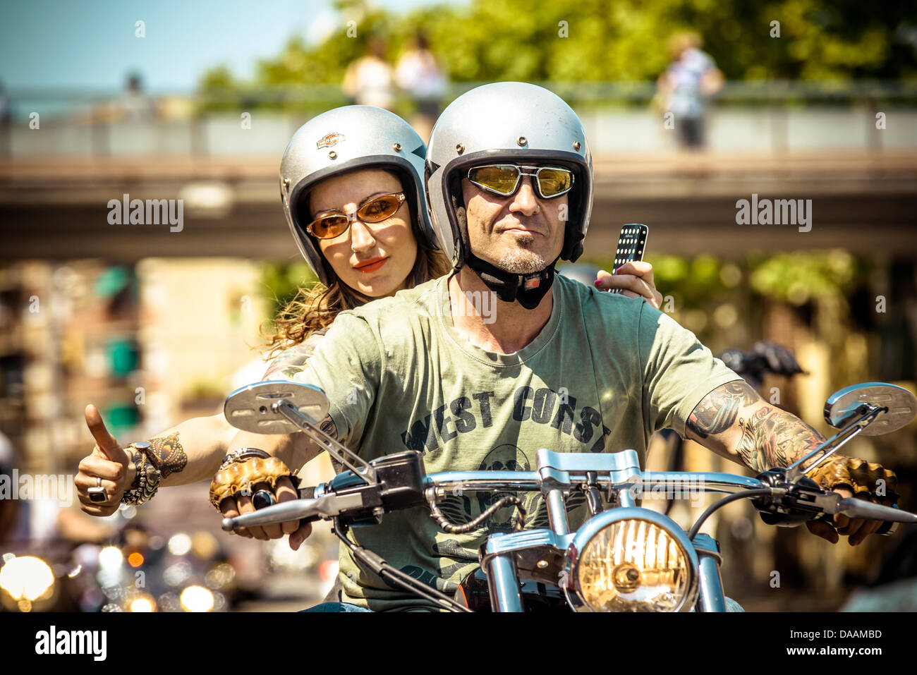 Couple on harley davidson motorcycle Banque de photographies et d ...