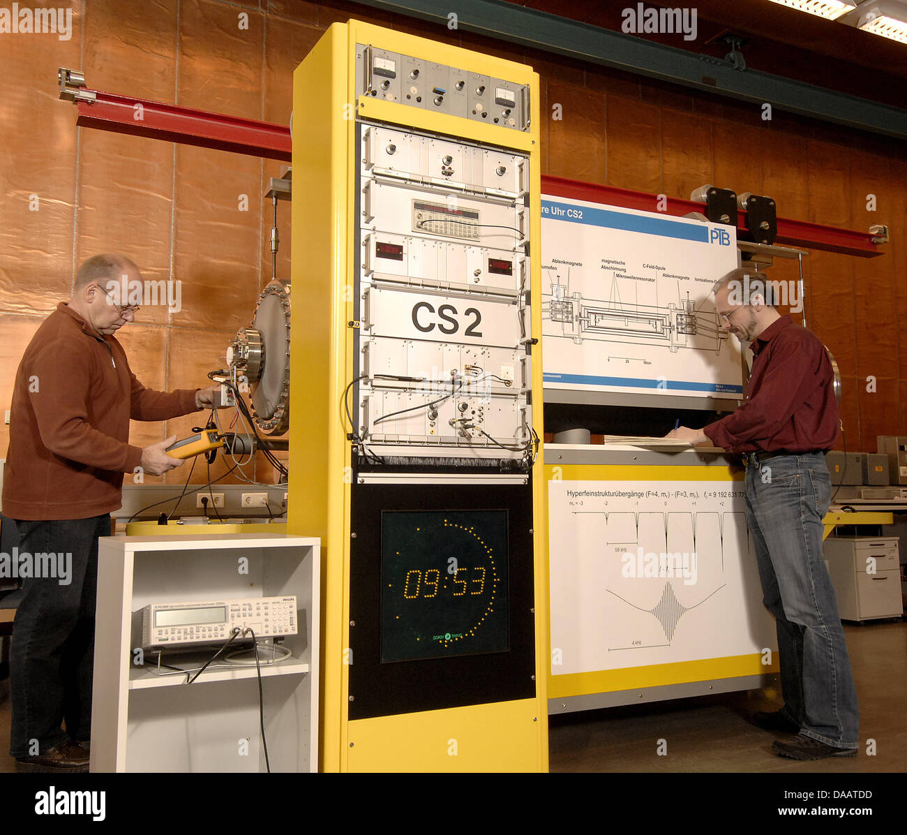 Horloge atomique au césium Banque de photographies et d’images à haute ...