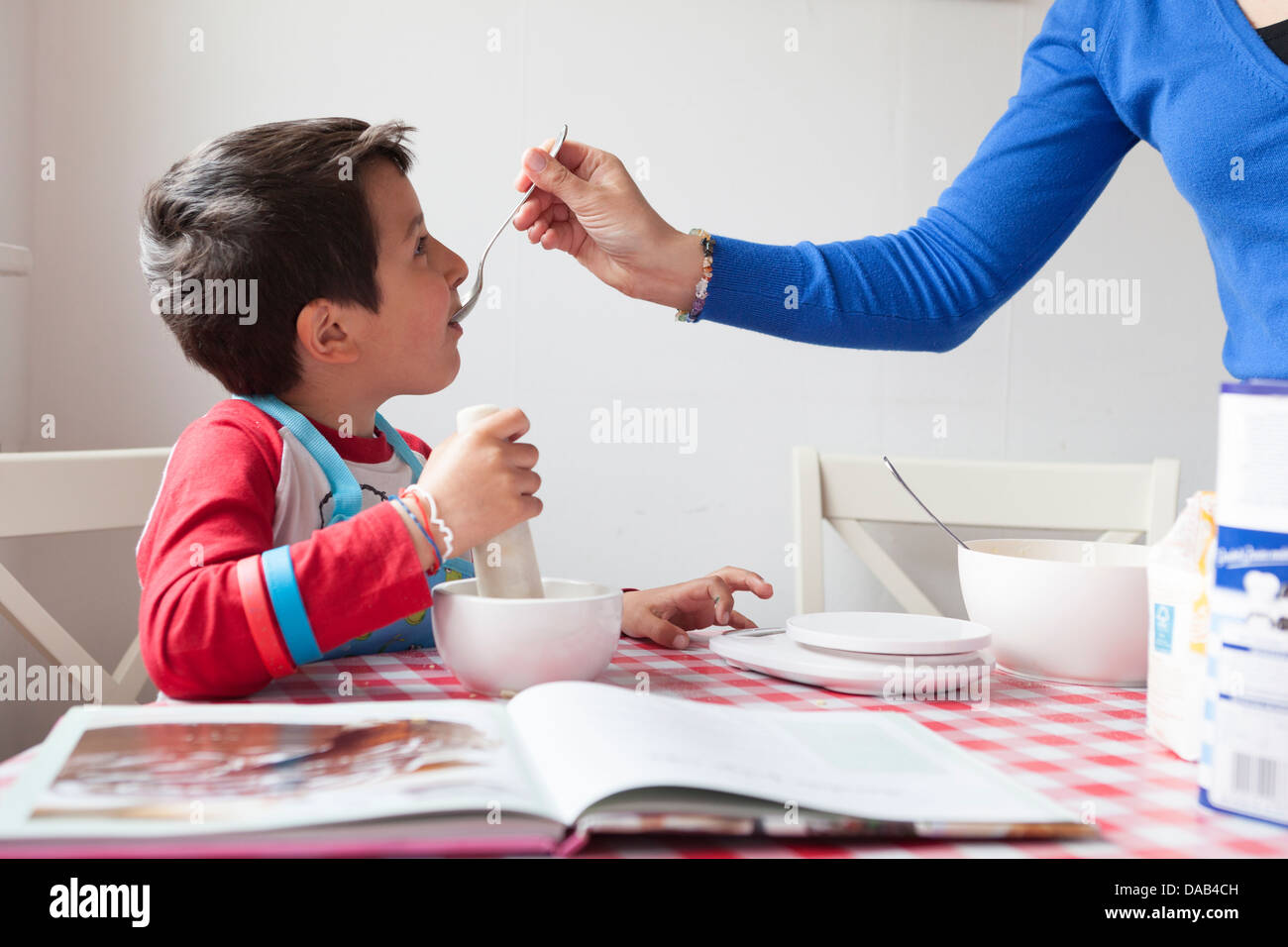 Nourrir la famille Banque de photographies et d’images à haute ...