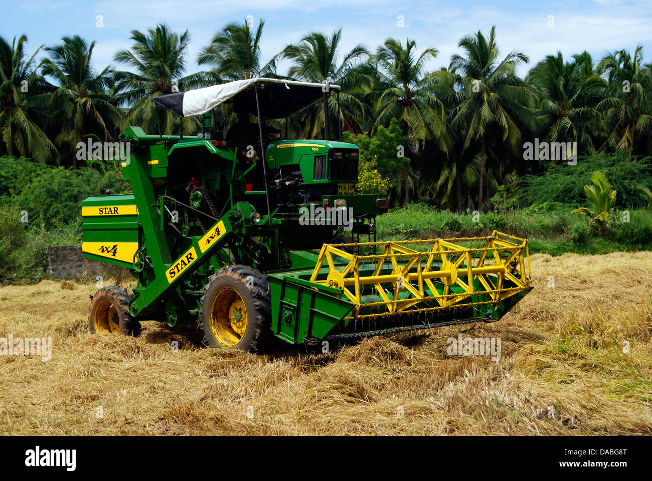 Indian combine harvester Banque de photographies et d’images à haute ...