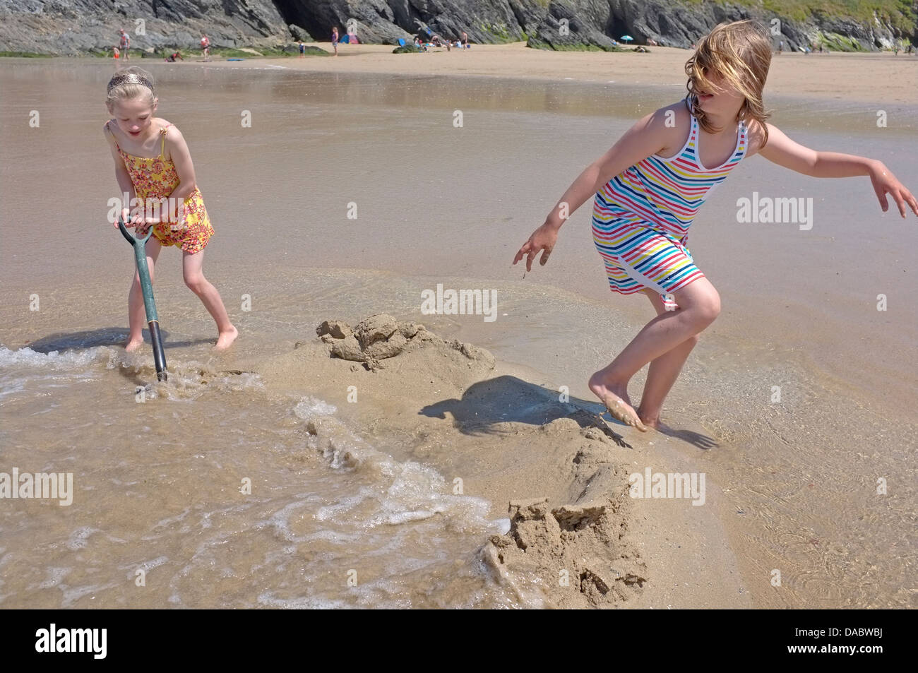 Deux Jeunes Filles Jouant Sur Une Plage à Marée Montante Photo Stock