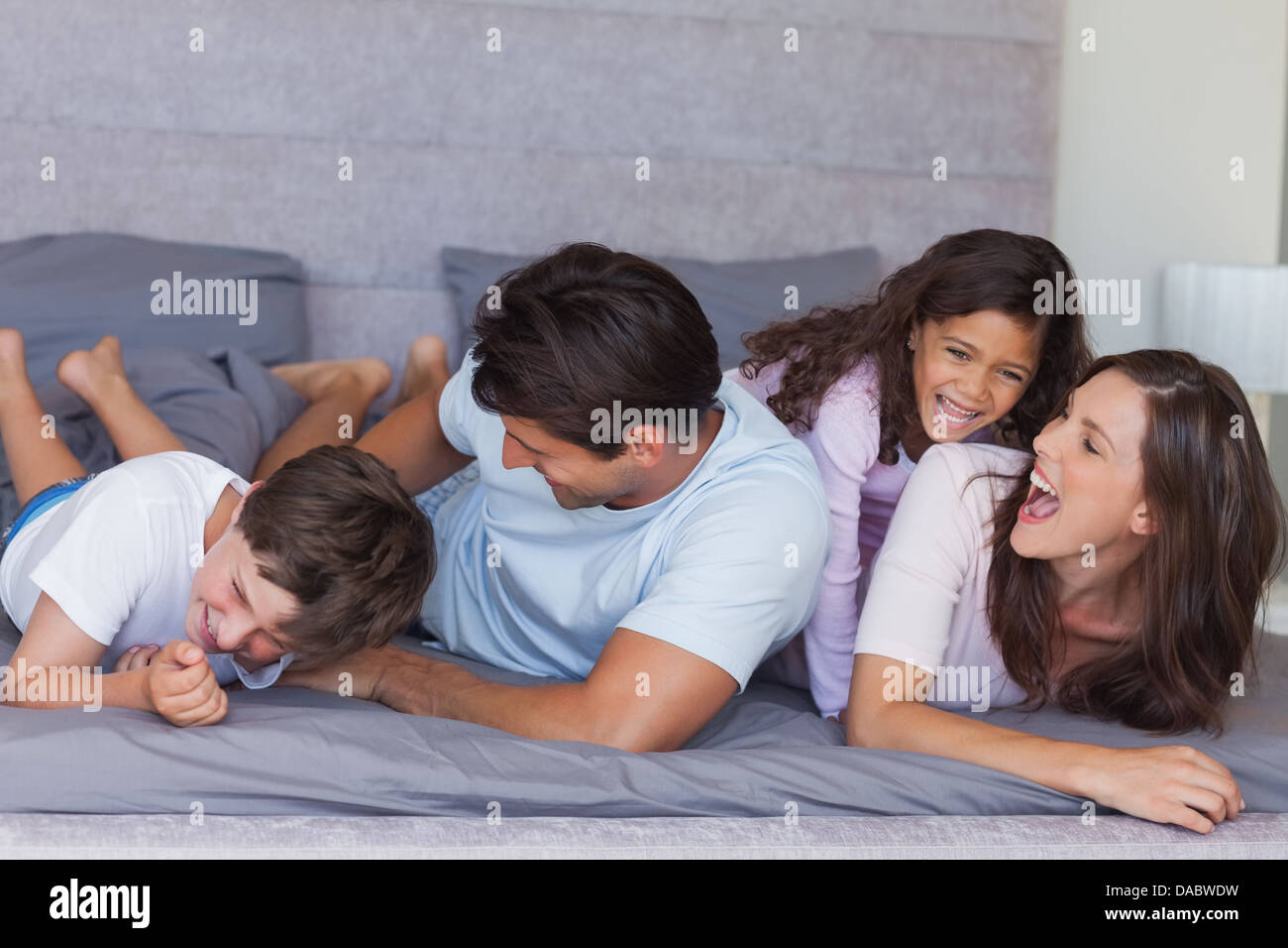 Chatouiller les enfants Banque de photographies et d’images à haute ...