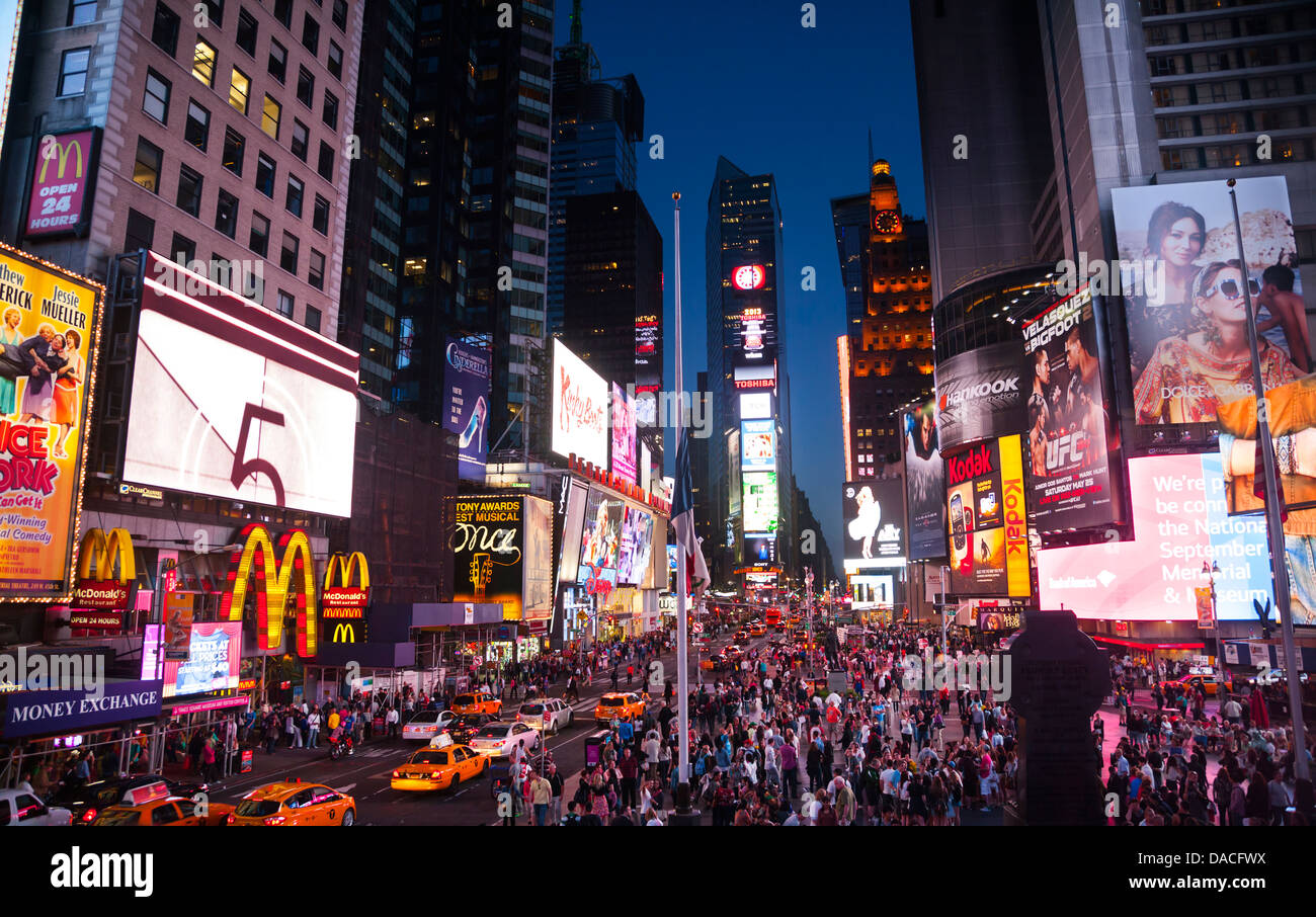 Une nuit à Times Square, Manhattan, New York City, USA Photo Stock - Alamy