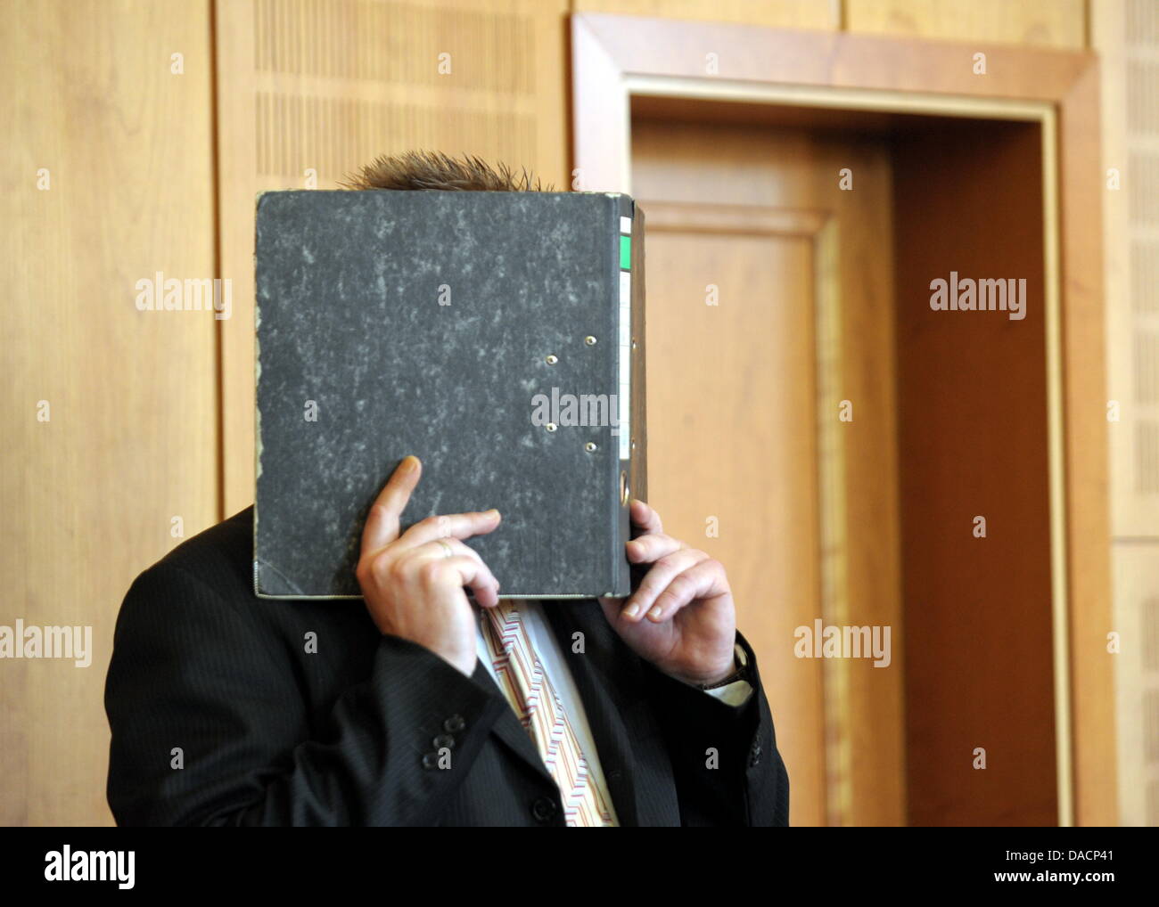 L'OLAF H., accusé de meurtre, est titulaire d'un dossier en face de son ...