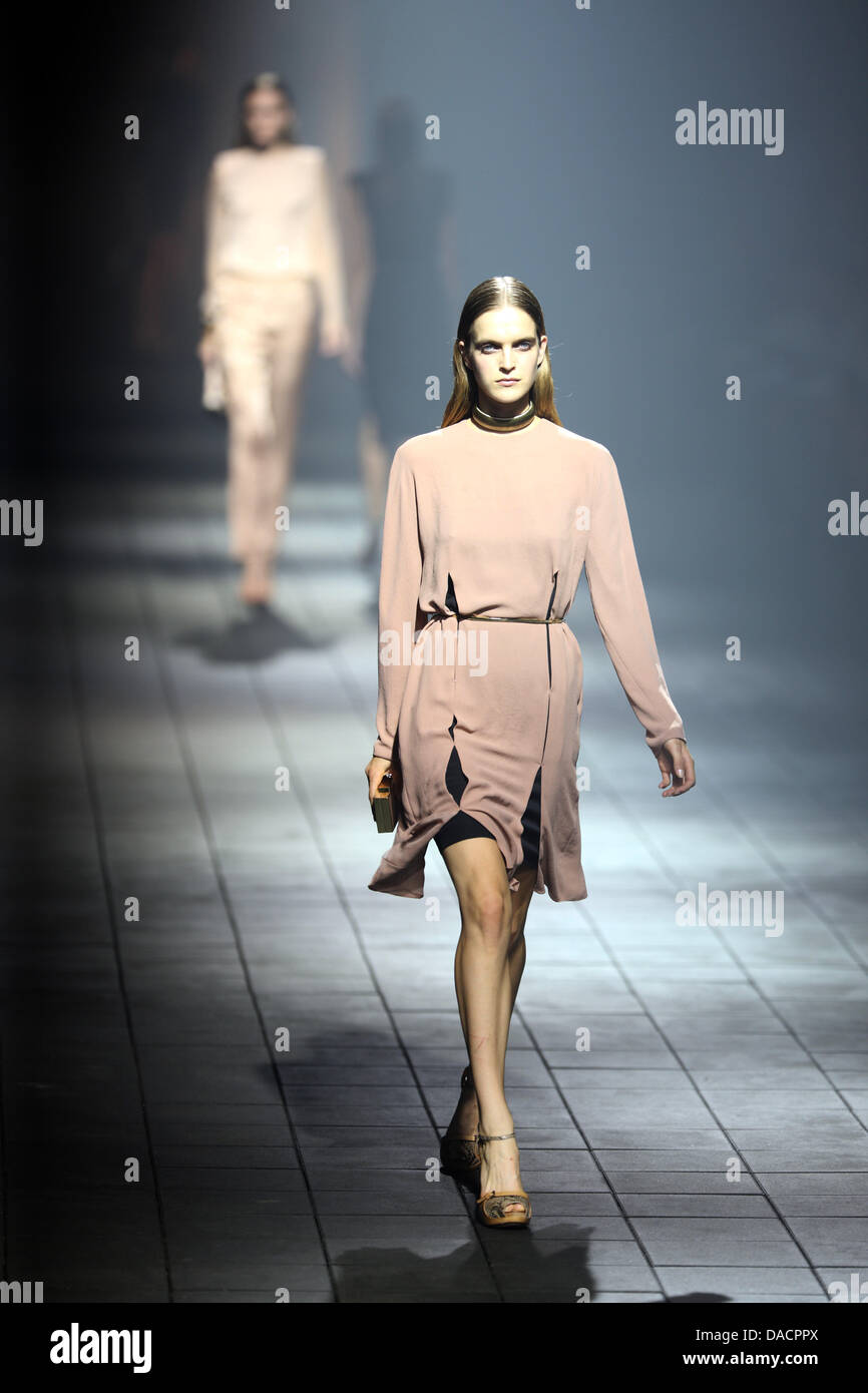 Un modèle porte une création par designer israélien Alber Elbaz pour ...