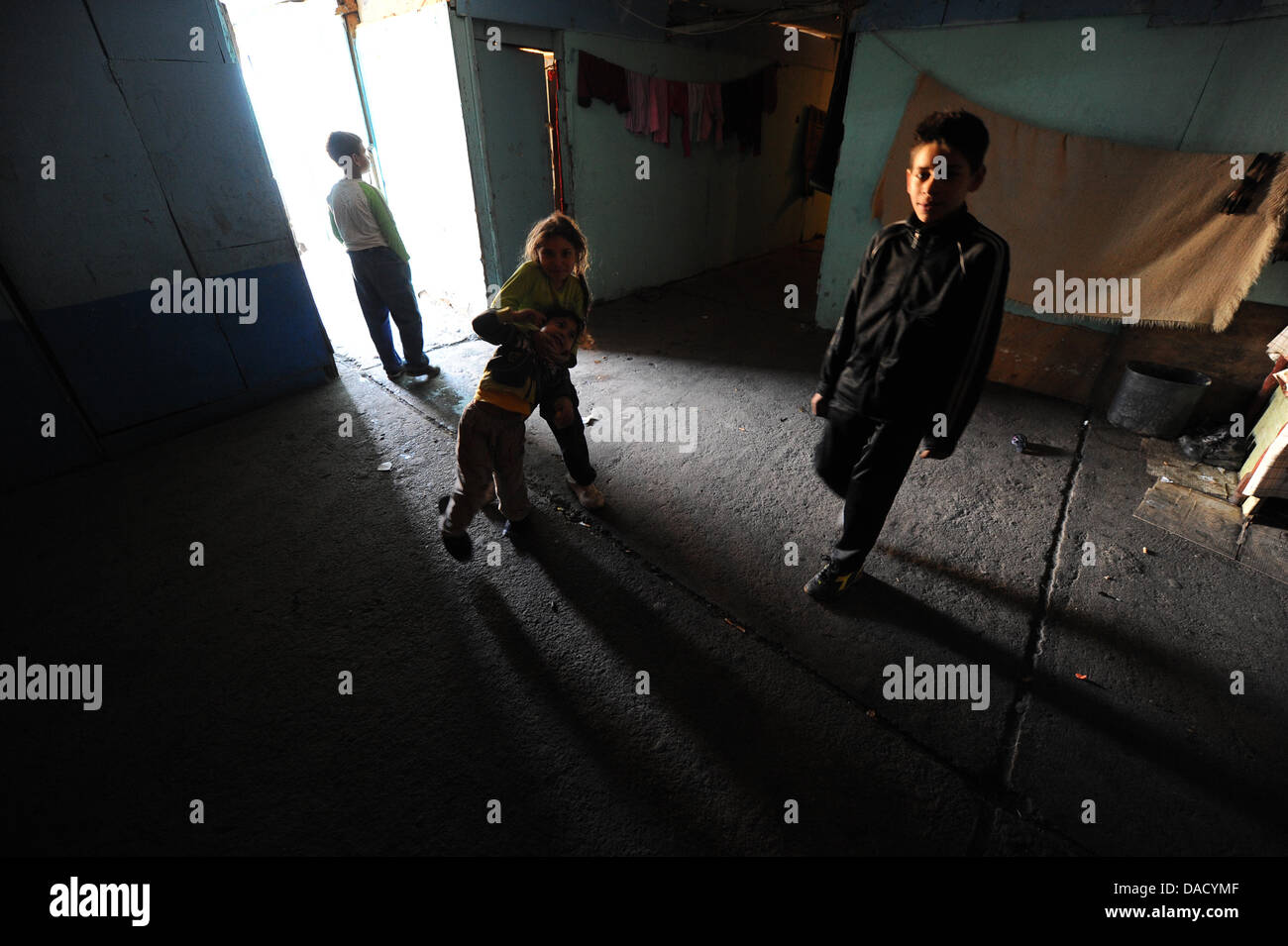 Les enfants roms Banque de photographies et d’images à haute résolution ...