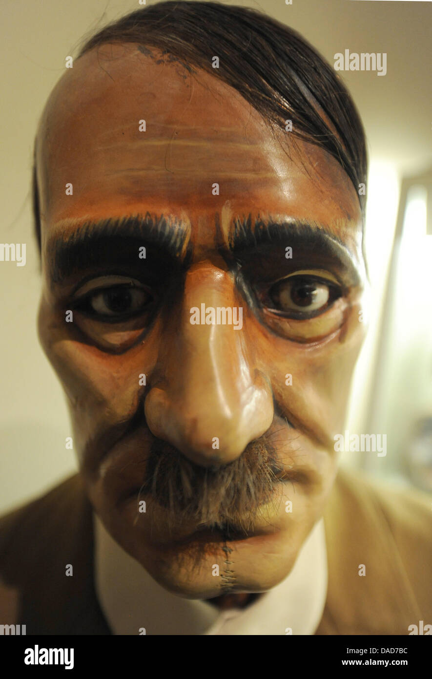 Mask showing adolf hitlers mask maker Banque de photographies et d ...