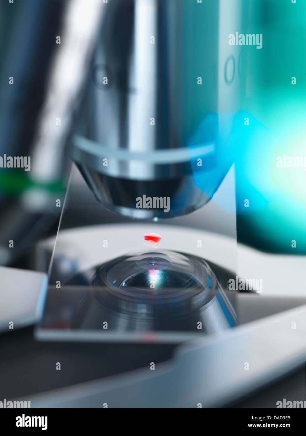 Par test sanguin, un microscope optique de l'examen d'un échantillon de ...