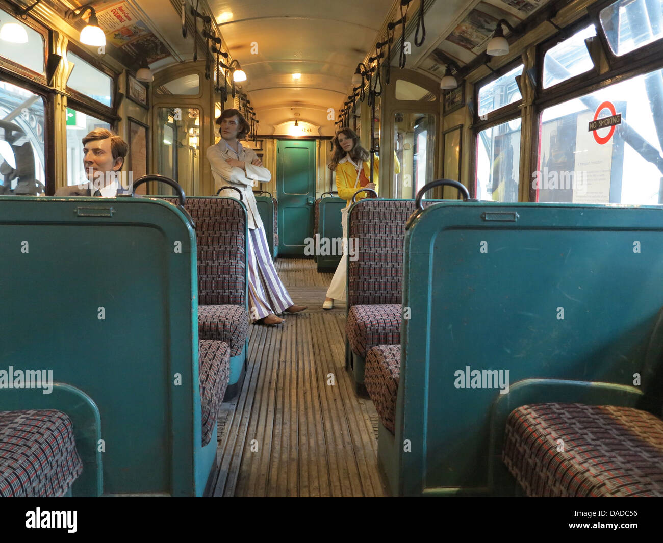 Voyage en train dans les années 1970 Banque de photographies et d ...