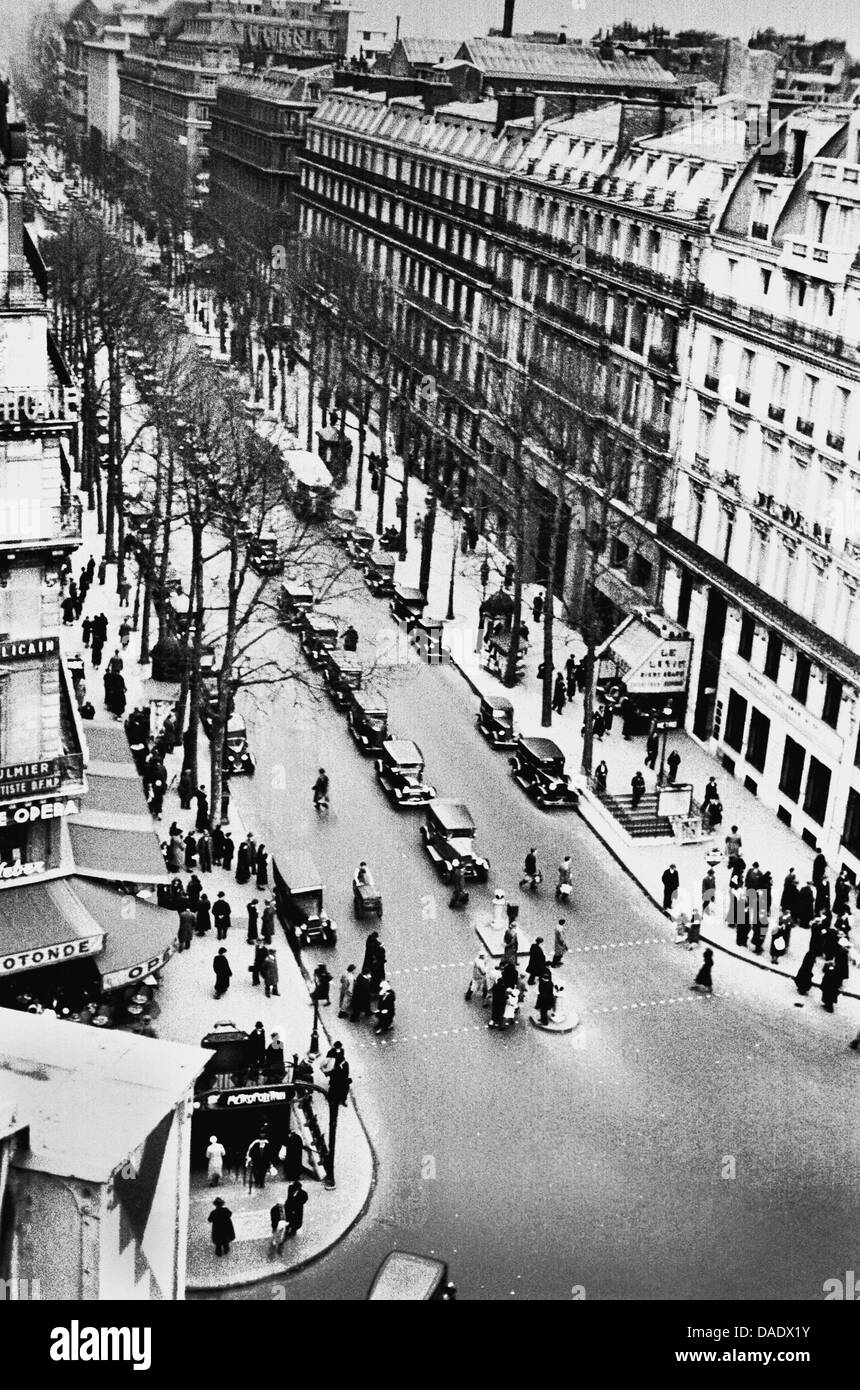 Paris street 1930s Banque d'images noir et blanc - Alamy