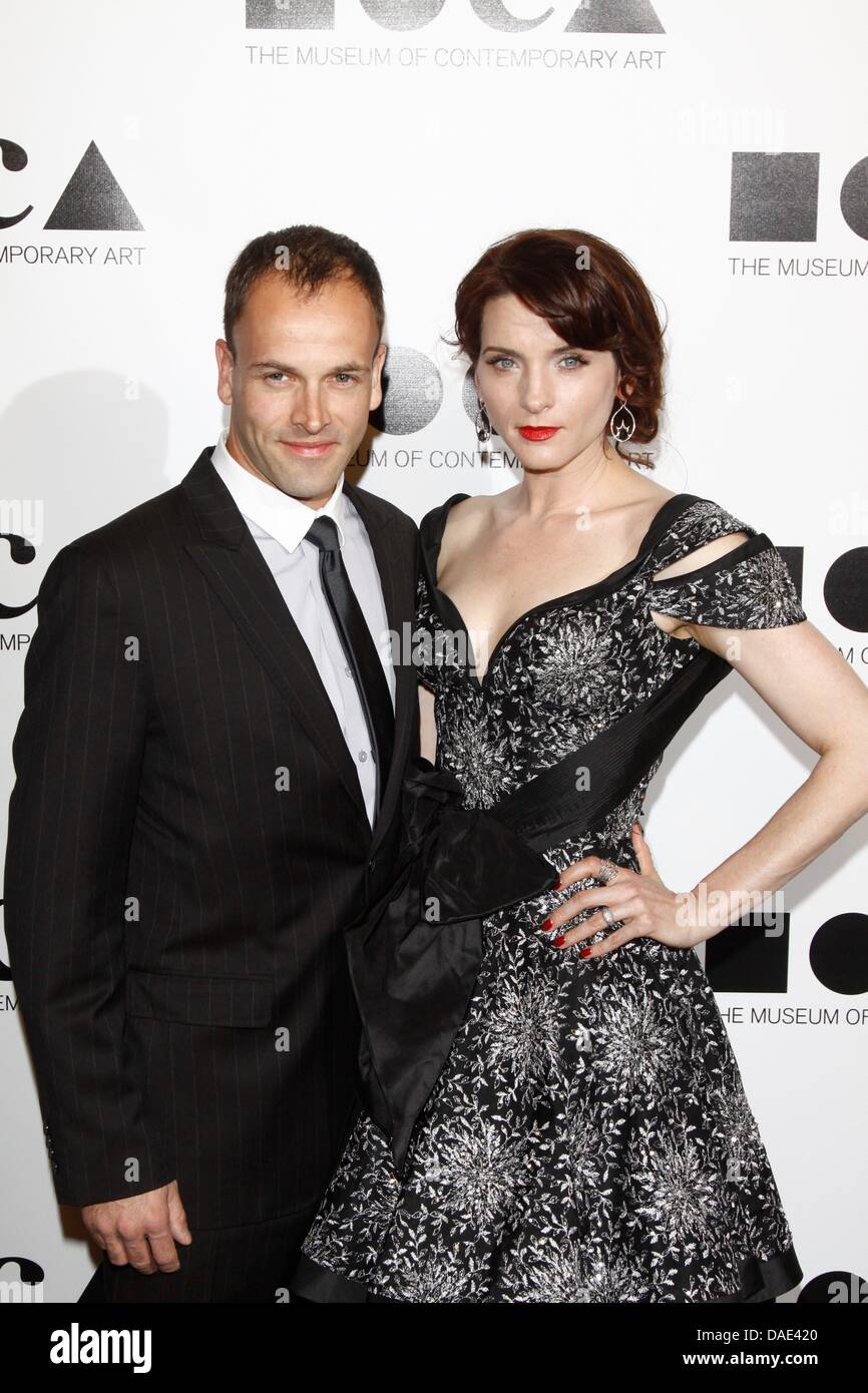 Acteurs Jonny Lee Miller et Michelle Hicks arrive à la MOCA 2011 Gala ...