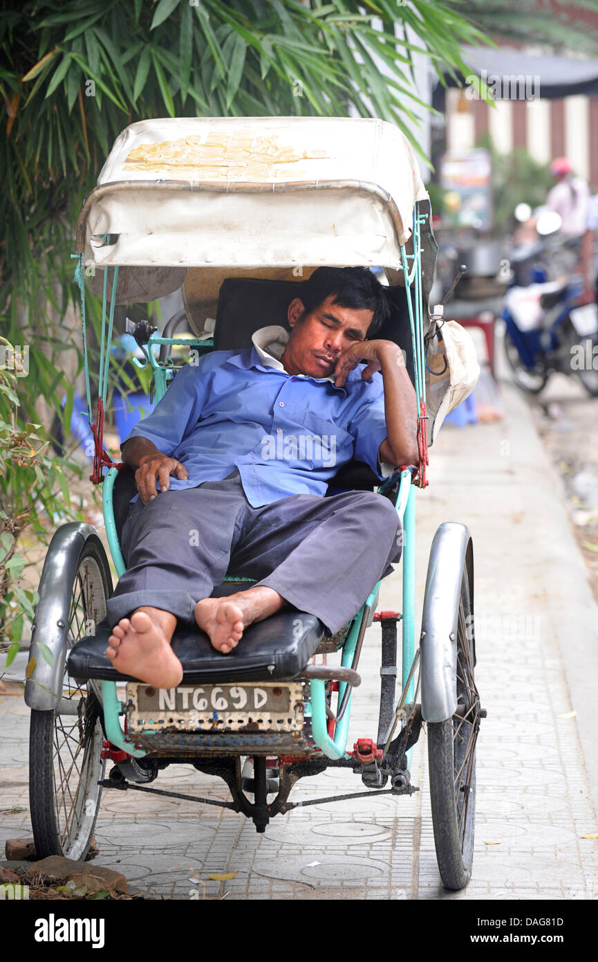 Cyclo-pousse-pousse sur son conducteur, dormir, Nha Trang, Viêt Nam ...