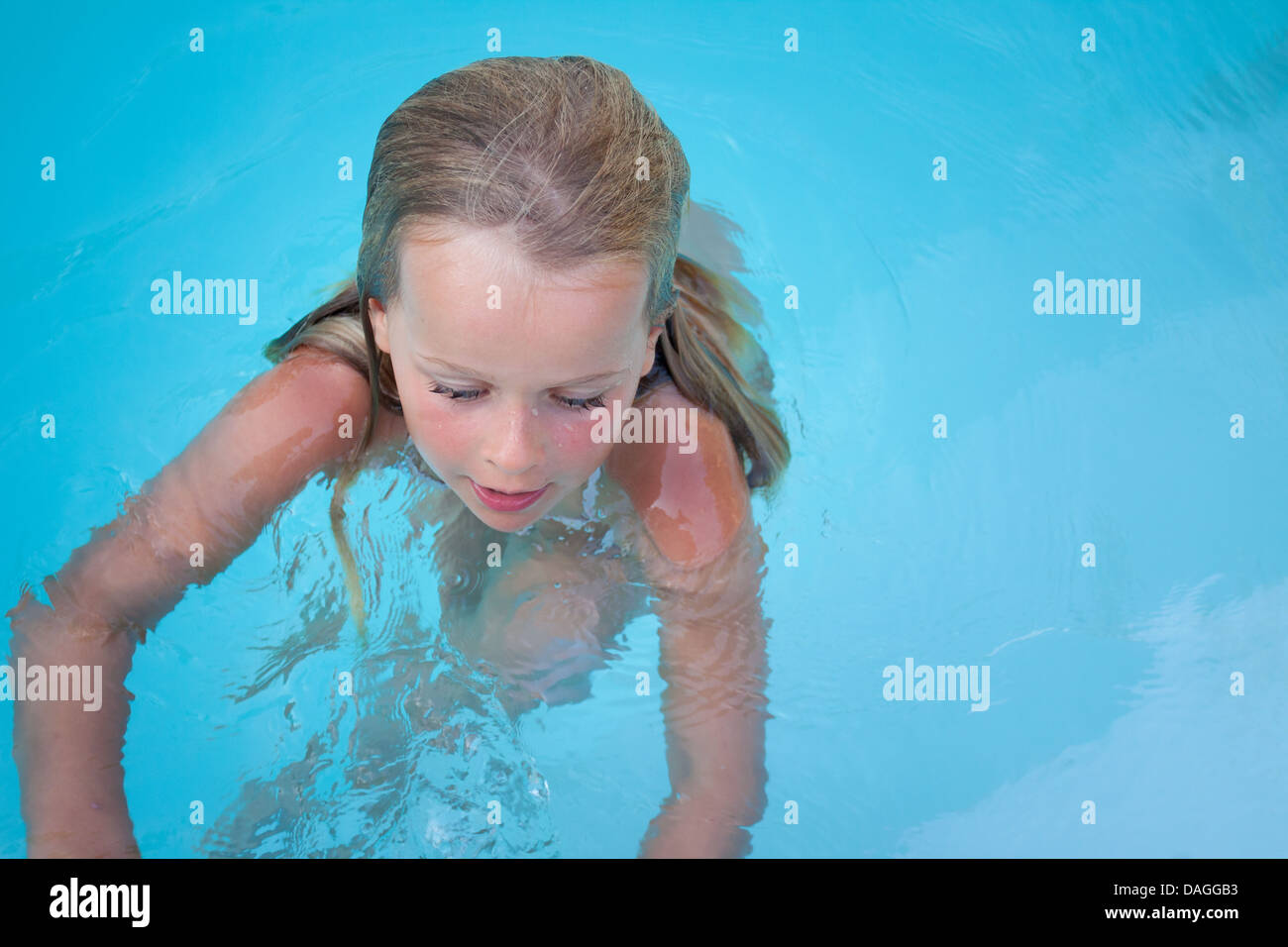 Jolie Jeune Fille En Maillot De Bain Banque De Photographies Et D