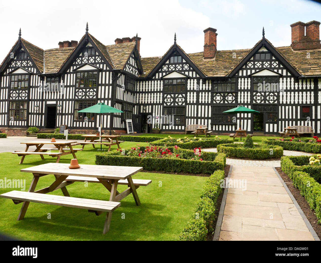 Old hall hotel sandbach Banque de photographies et d’images à haute ...