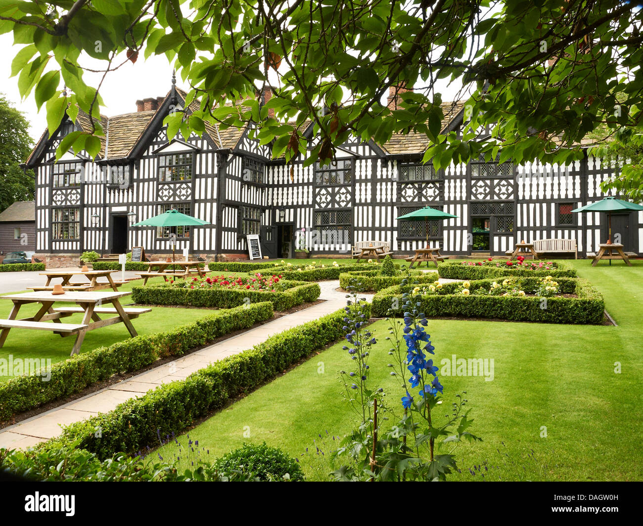 Old hall hotel sandbach Banque de photographies et d’images à haute ...