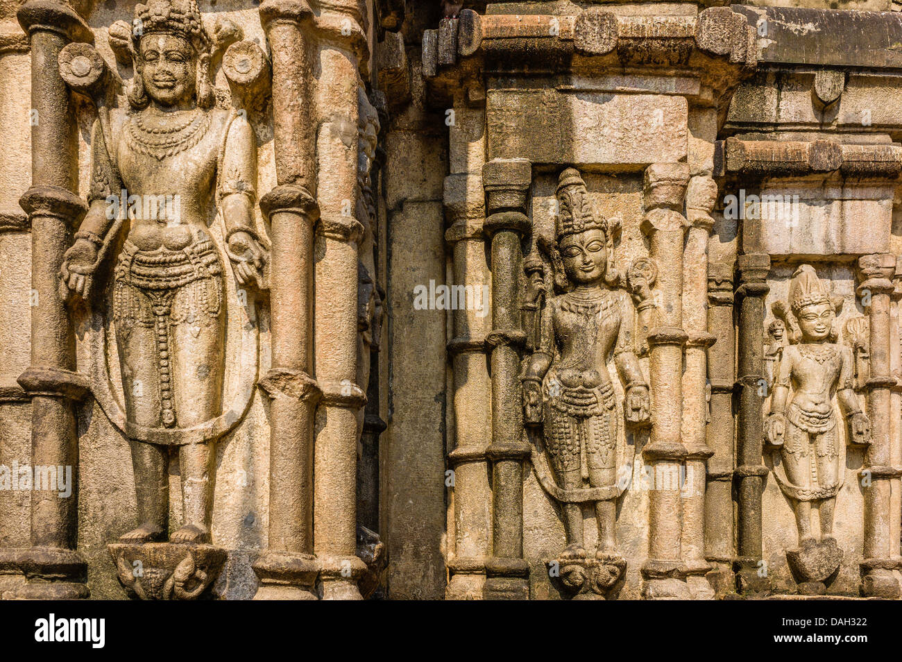 Sculptures en pierre ancienne de dieux hindous et les religieux à la ...