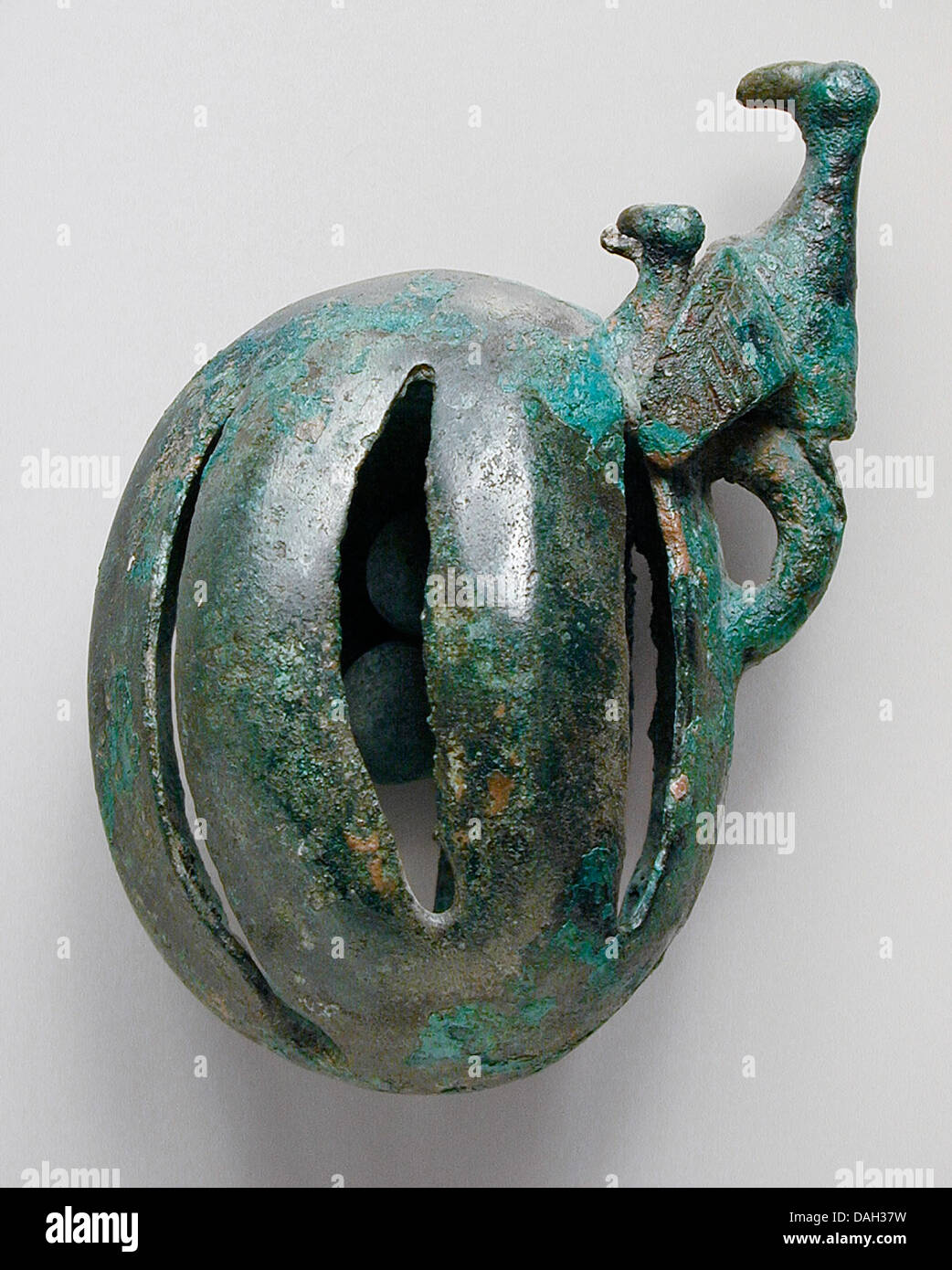 Cette cloche en bronze, logée au LACMA, est une pièce finement ...