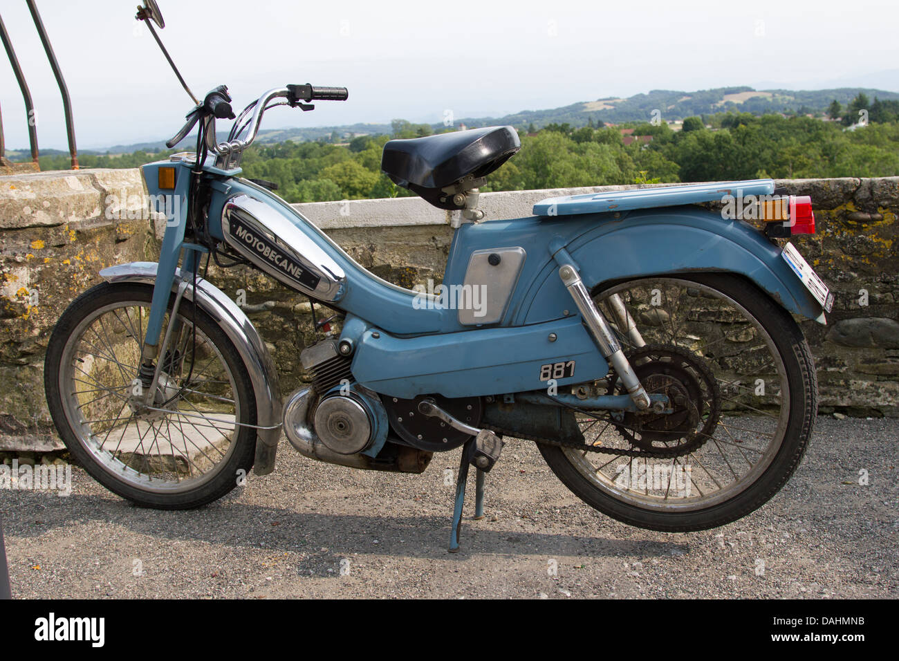 Un cyclomoteur Motobecane Français bleu Photo Stock - Alamy