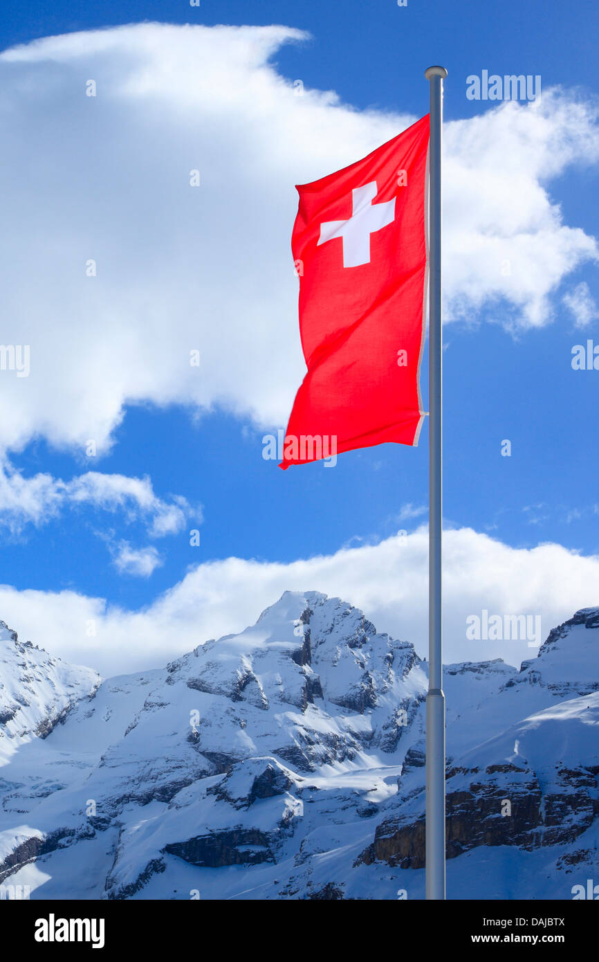 Drapeau Suisse Devant Les Alpes Suisses Banque d'image et photos - Alamy