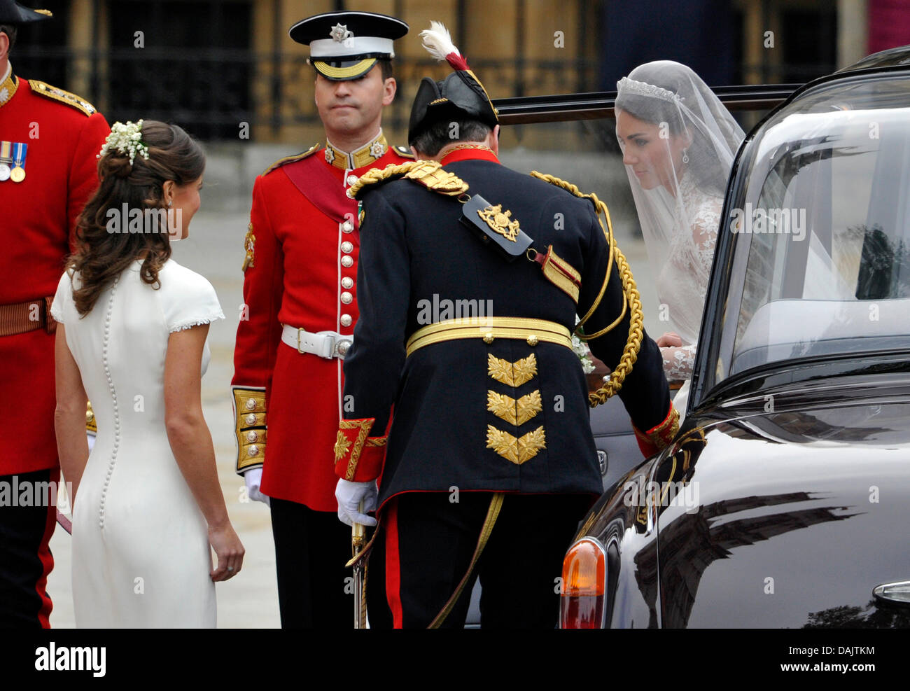 L'épouse Kate Middleton (R) s'est félicité de l'ist par sa sœur Pippa ...
