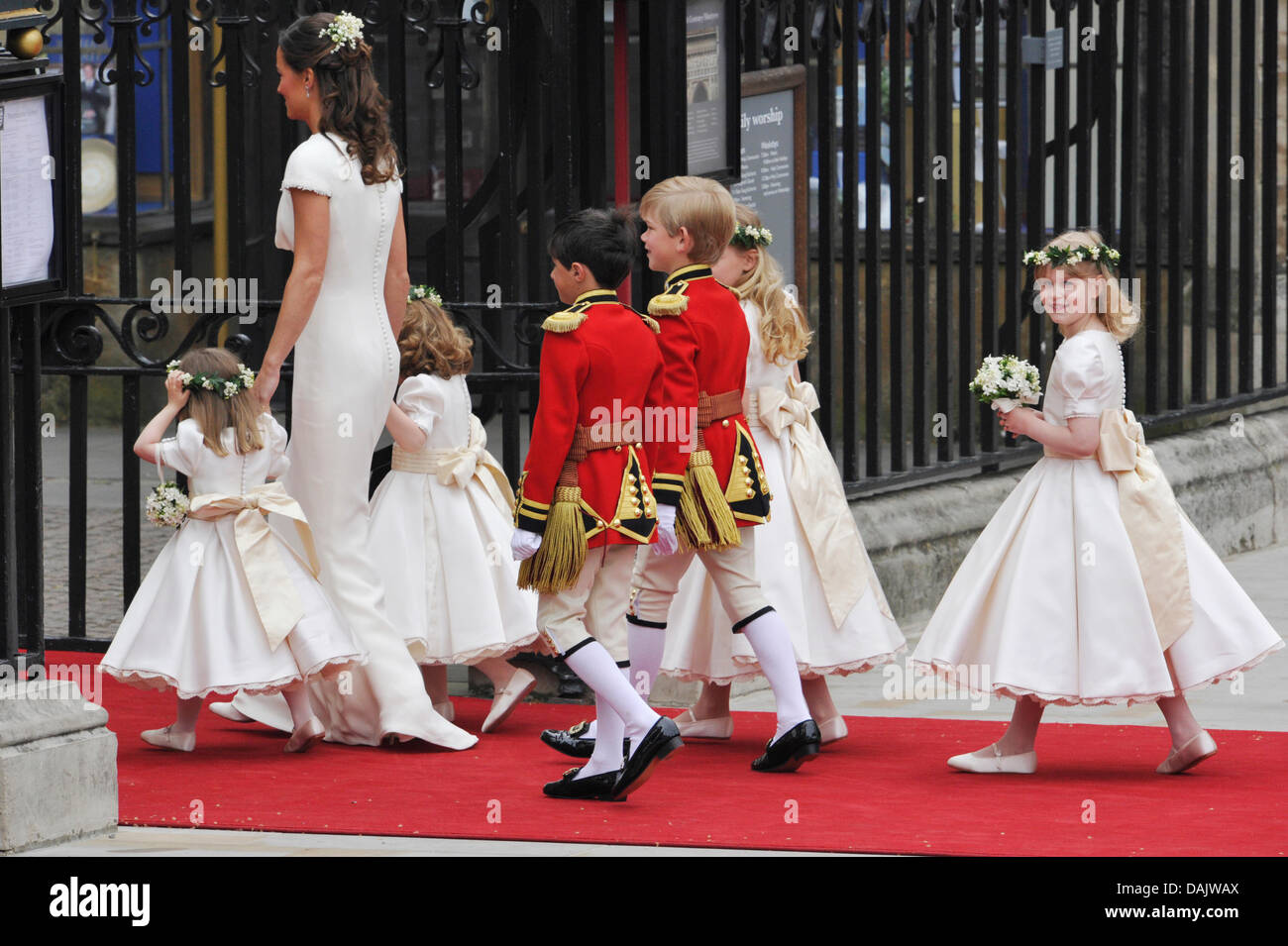 La soeur de la mariée Pippa Middleton arrive avec les demoiselles d ...