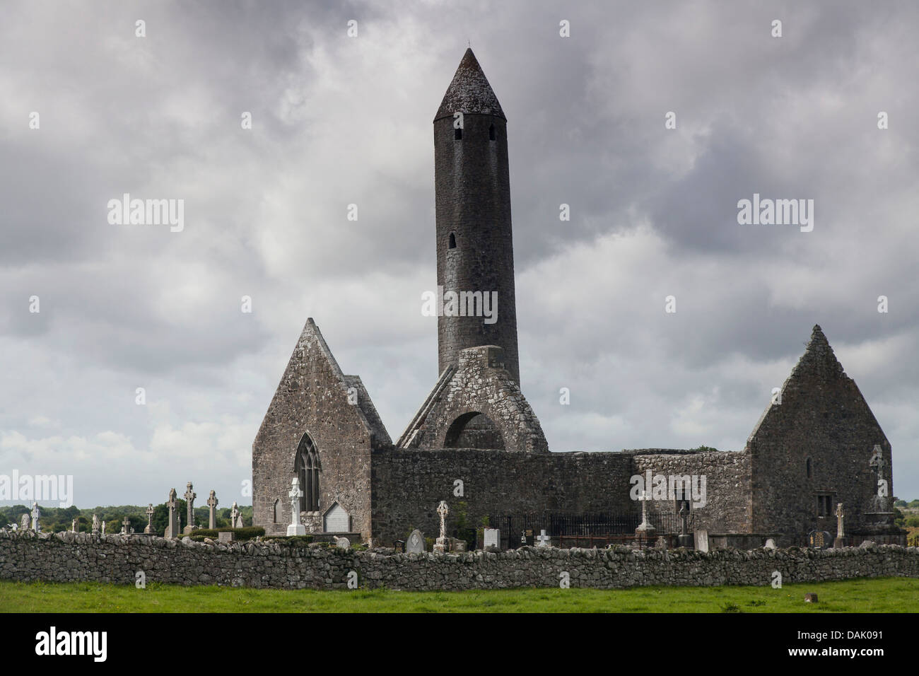 Abbaye de kilmacduagh Banque de photographies et d’images à haute ...