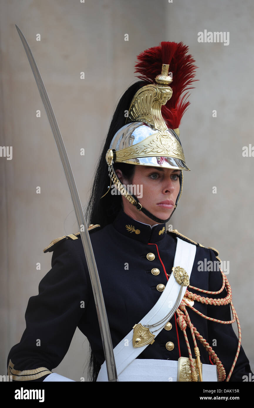 Une femme monte la garde de la garde républicaine à l'Elysée, le bureau ...