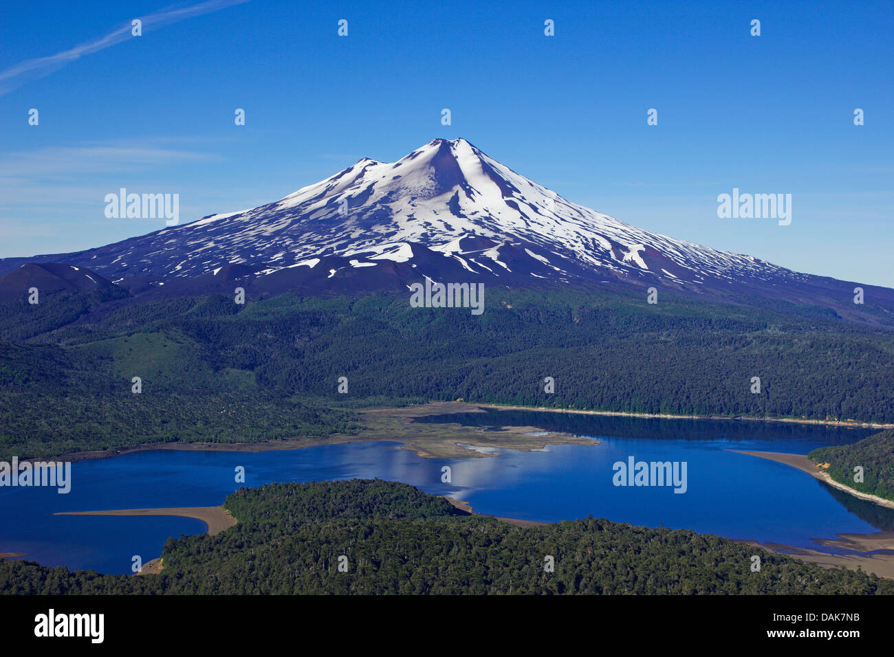 Volcan lama et lago conguillio Banque de photographies et d’images à ...