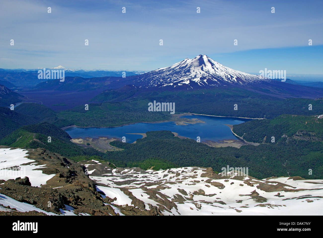 Volcan llaima et lago conguillio Banque de photographies et d’images à ...