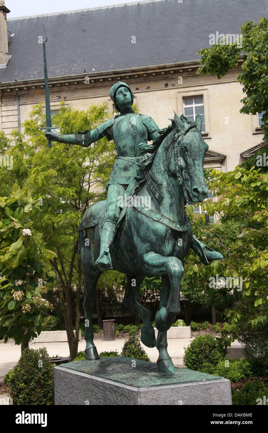 Joan arc statue reims cathedral Banque de photographies et d’images à haute résolution - Alamy