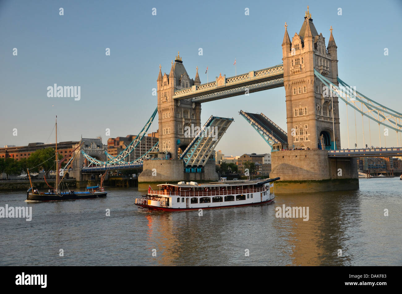 Tower bridge avec la tamise Banque de photographies et d’images à haute ...