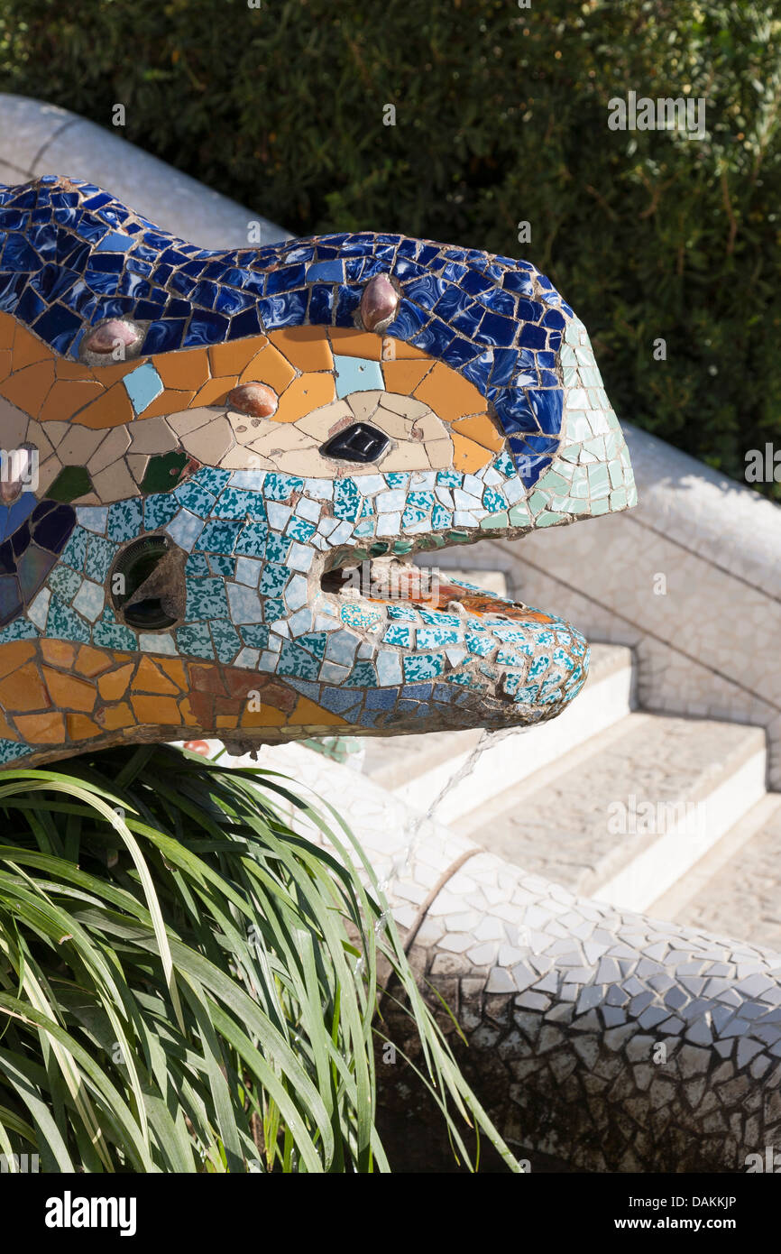 Fontaine du dragon gaudi au parc guell Banque de photographies et d ...