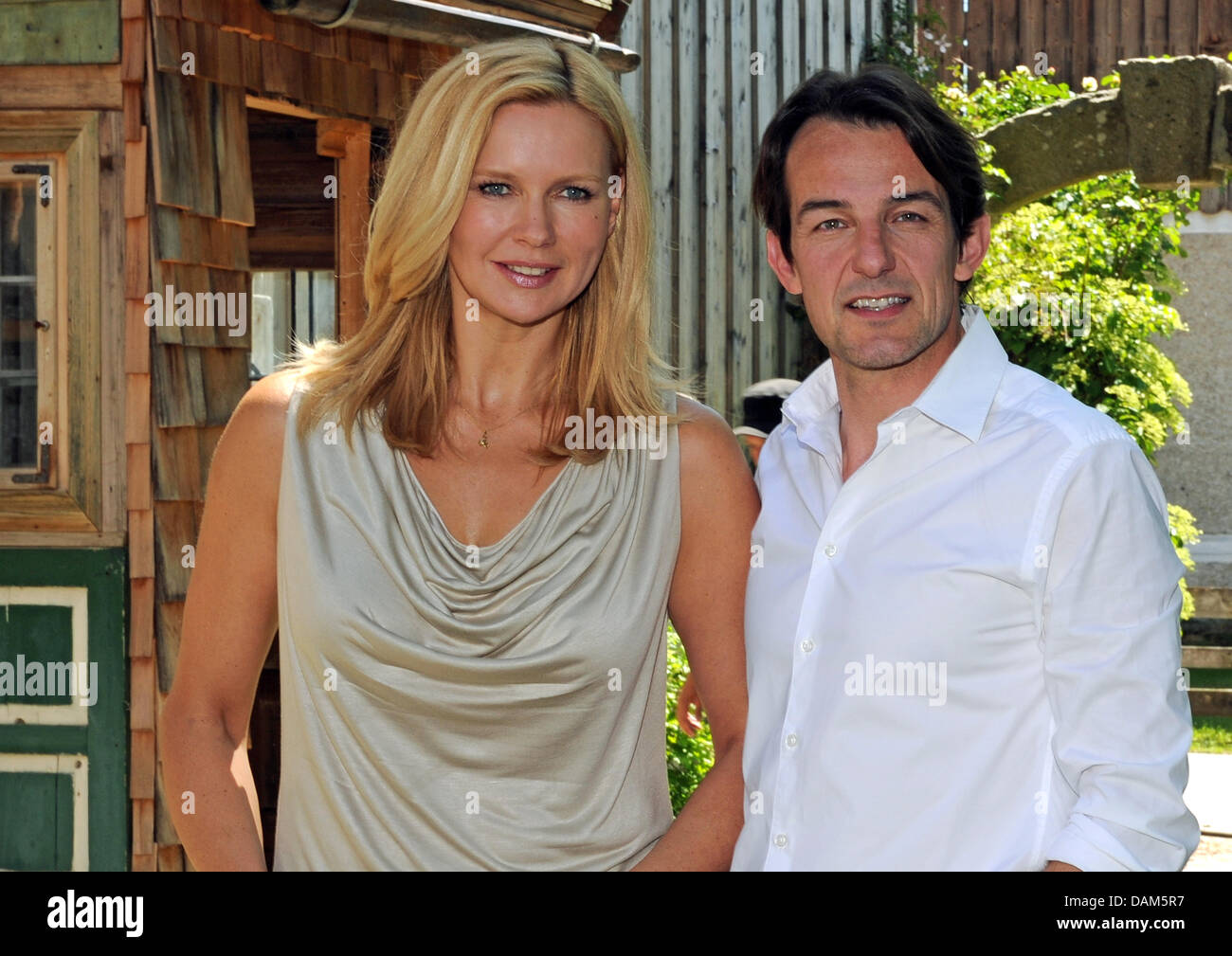 Acteurs Veronica Ferres (L) et Hans-Werner Meyer posent au tournage du ...