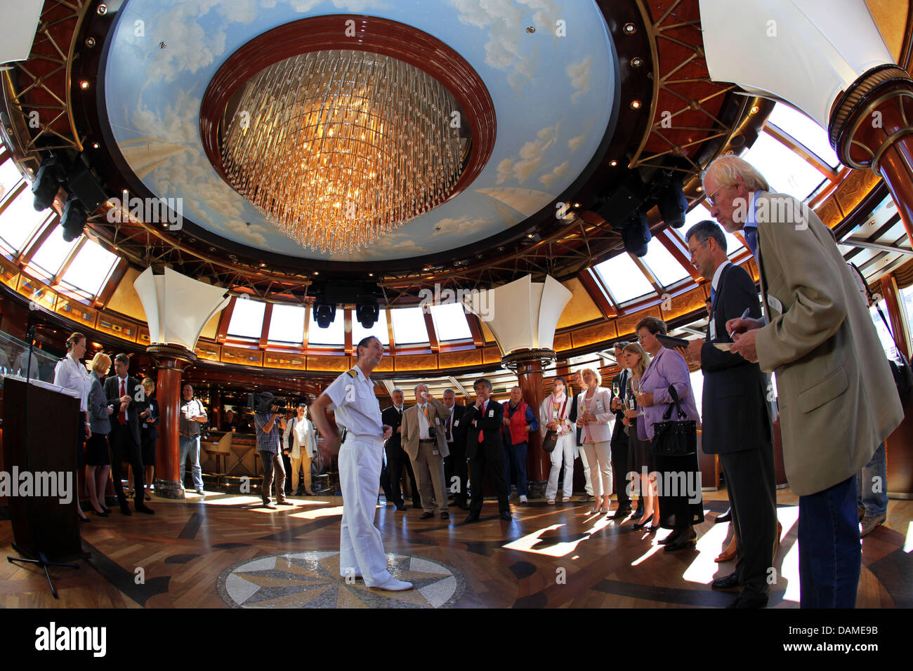 Une lampe en cristal est photographié à bord du 'Queen Elizabeth' au ...