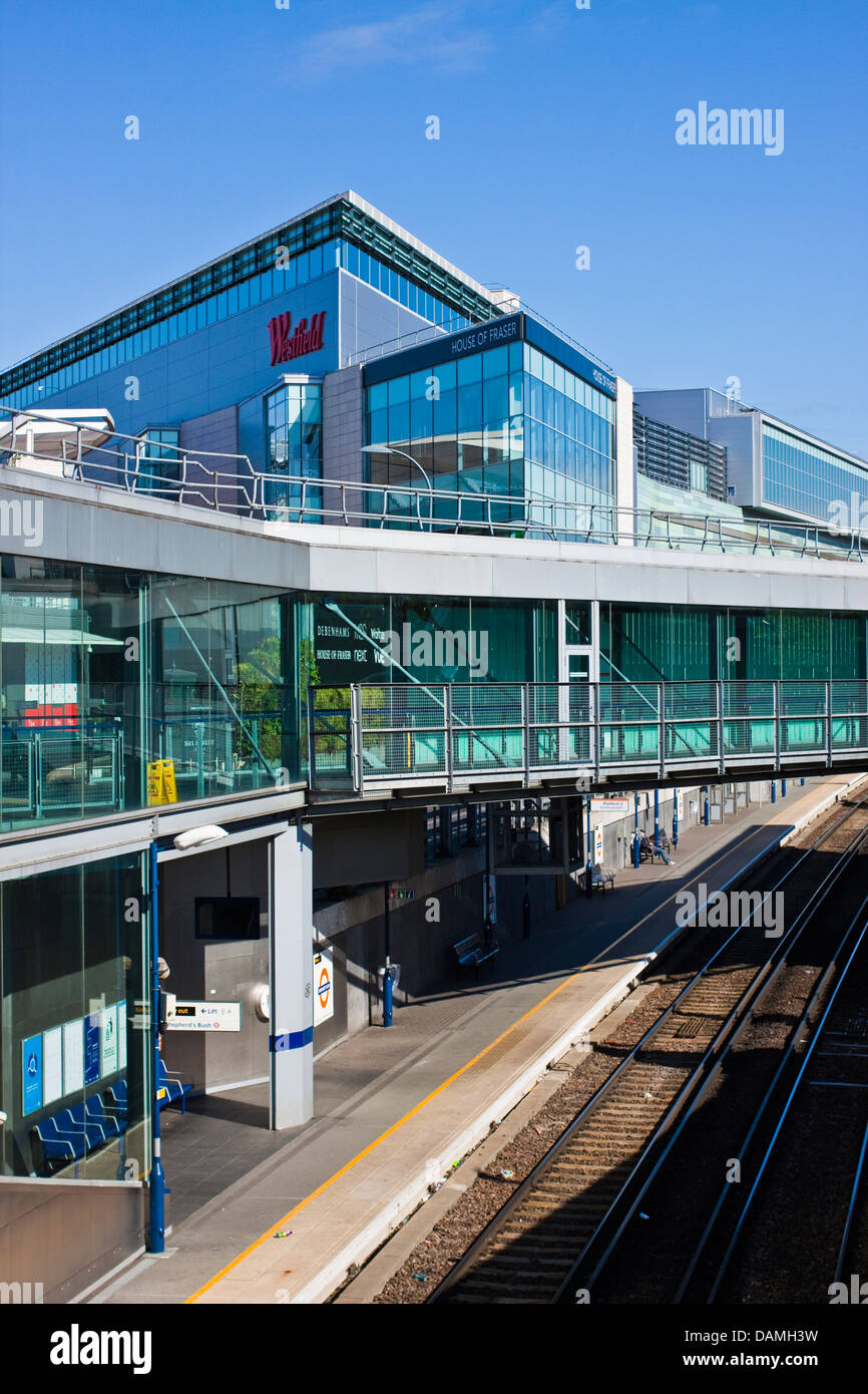 Shepherds Bush Overground station ferroviaire avec le centre commercial ...