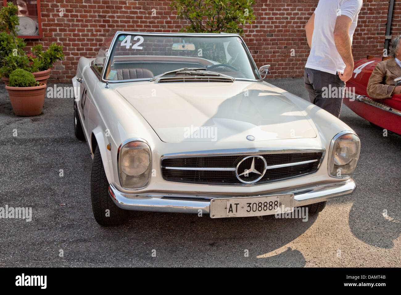 Mercedes 230 sl Banque de photographies et d’images à haute résolution ...