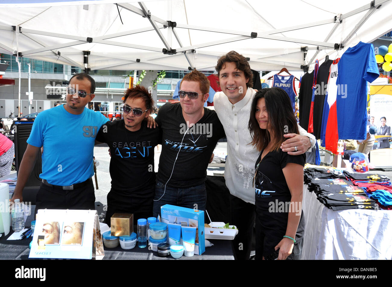 Justin Trudeau visite d'un stand lors de la Philippine Making Waves ...