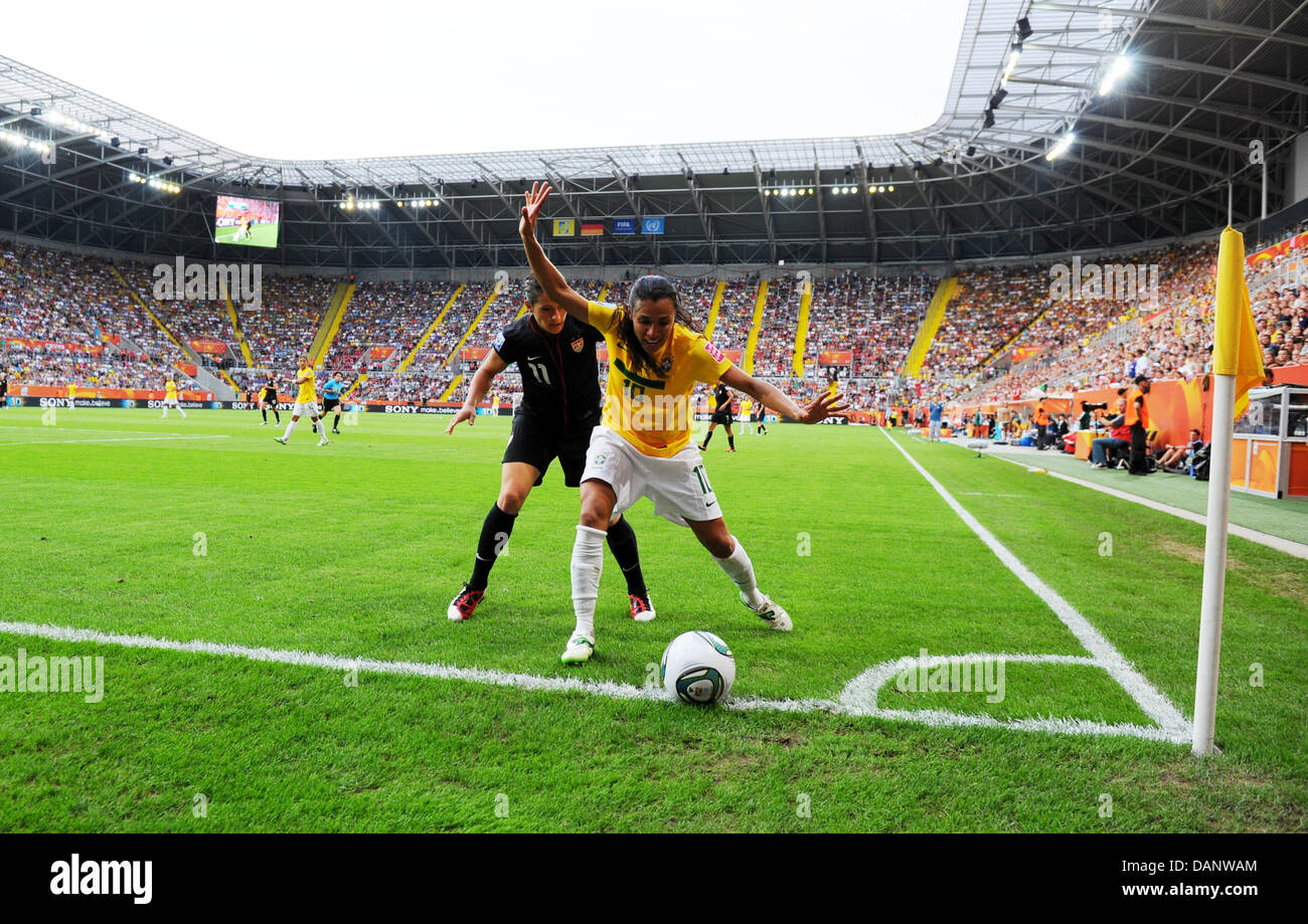 Marta du Brésil (r) et l'USA's Alex Krieger lutte pour la balle durant ...