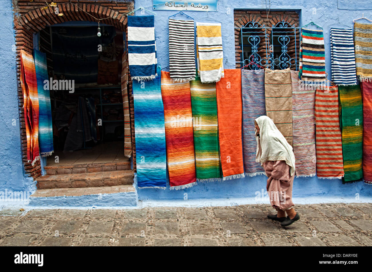 Magasins textiles dans la médina de Chefchaouen, région du Rif, au ...