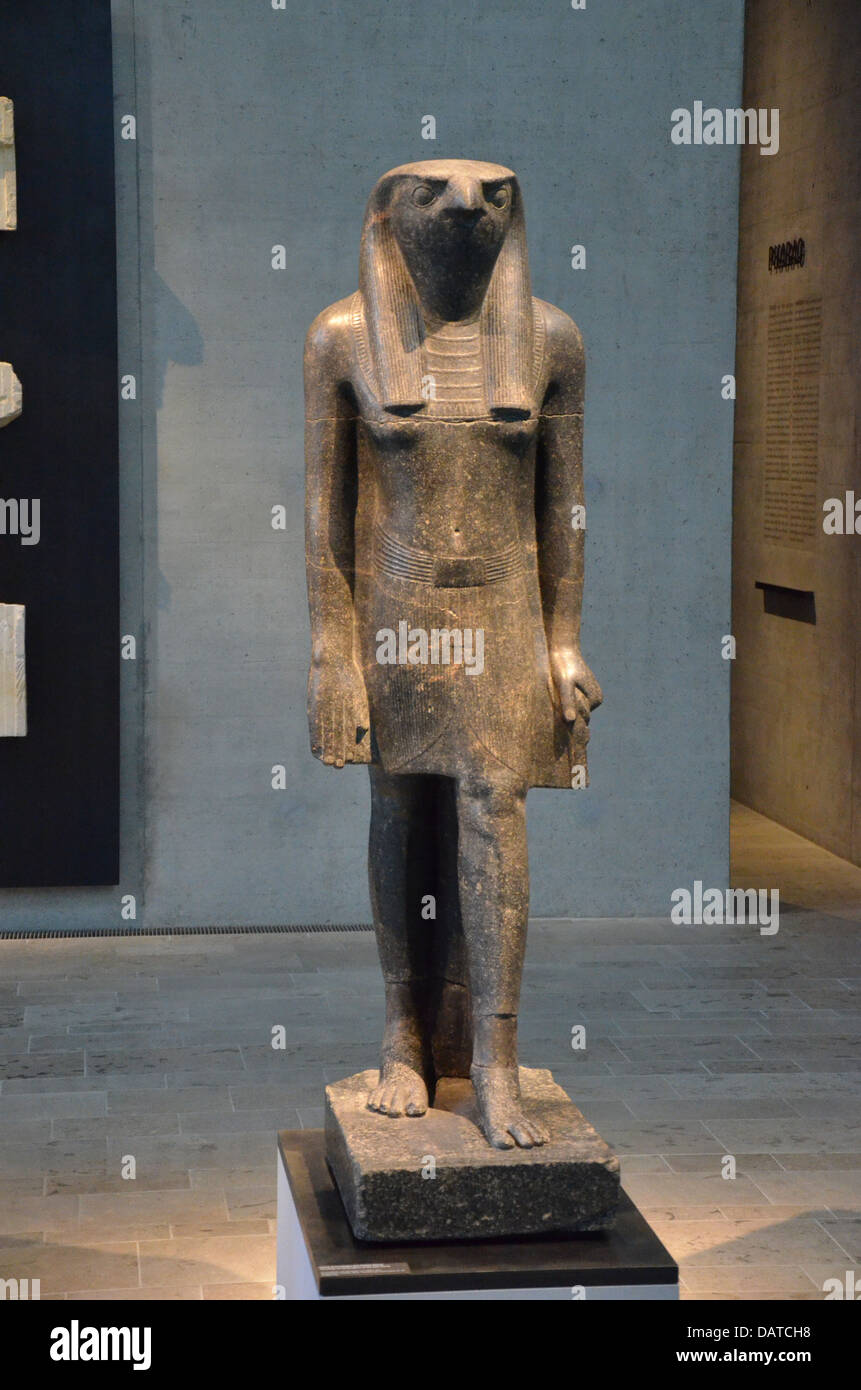 Musée d'état de l'art égyptien Munich dieu à tête de faucon Horus ...
