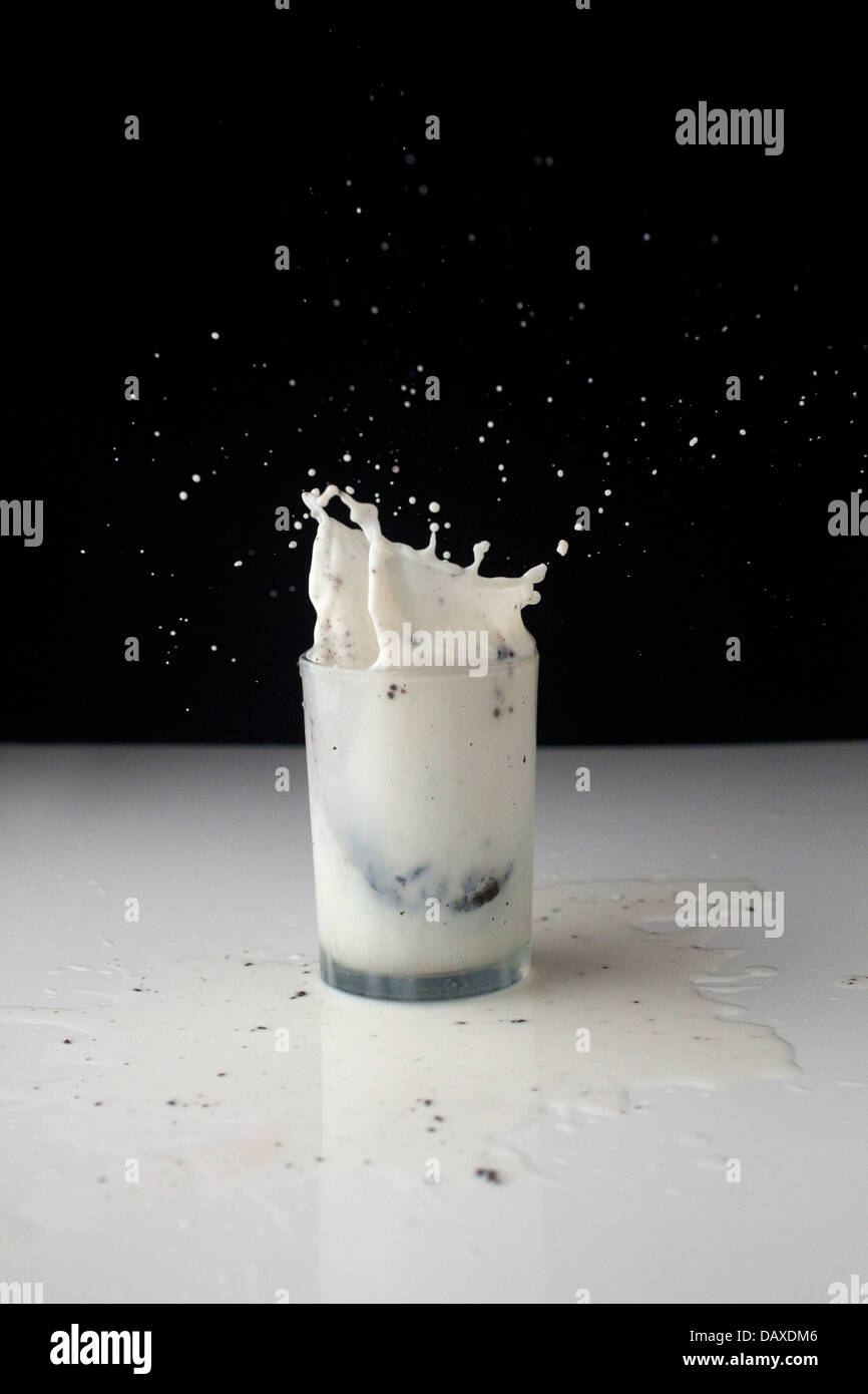 Milk splashing Banque de photographies et d’images à haute résolution ...